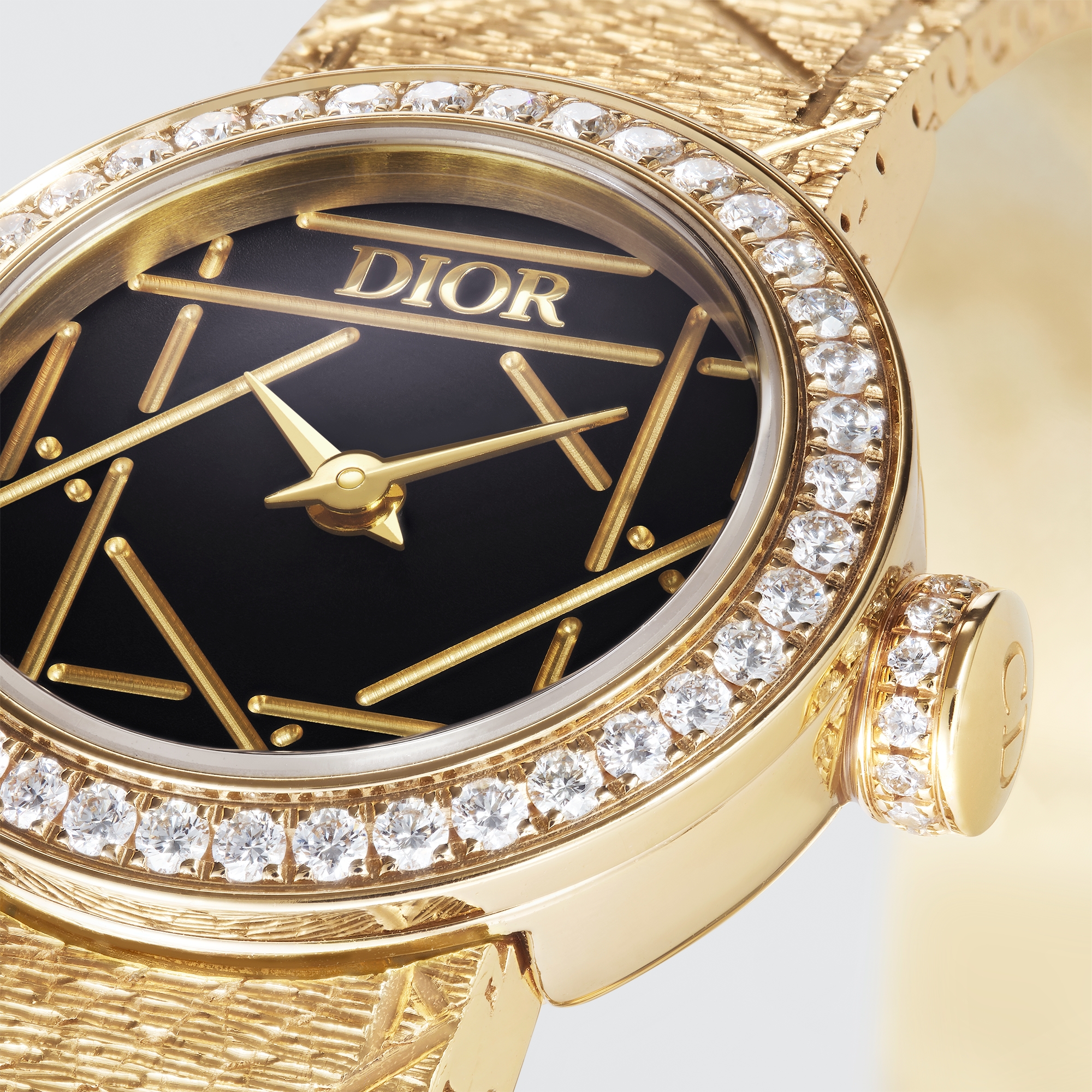 La Mini D My Dior Ø 19 mm, oro amarillo, lacado negro y diamantes | DIOR