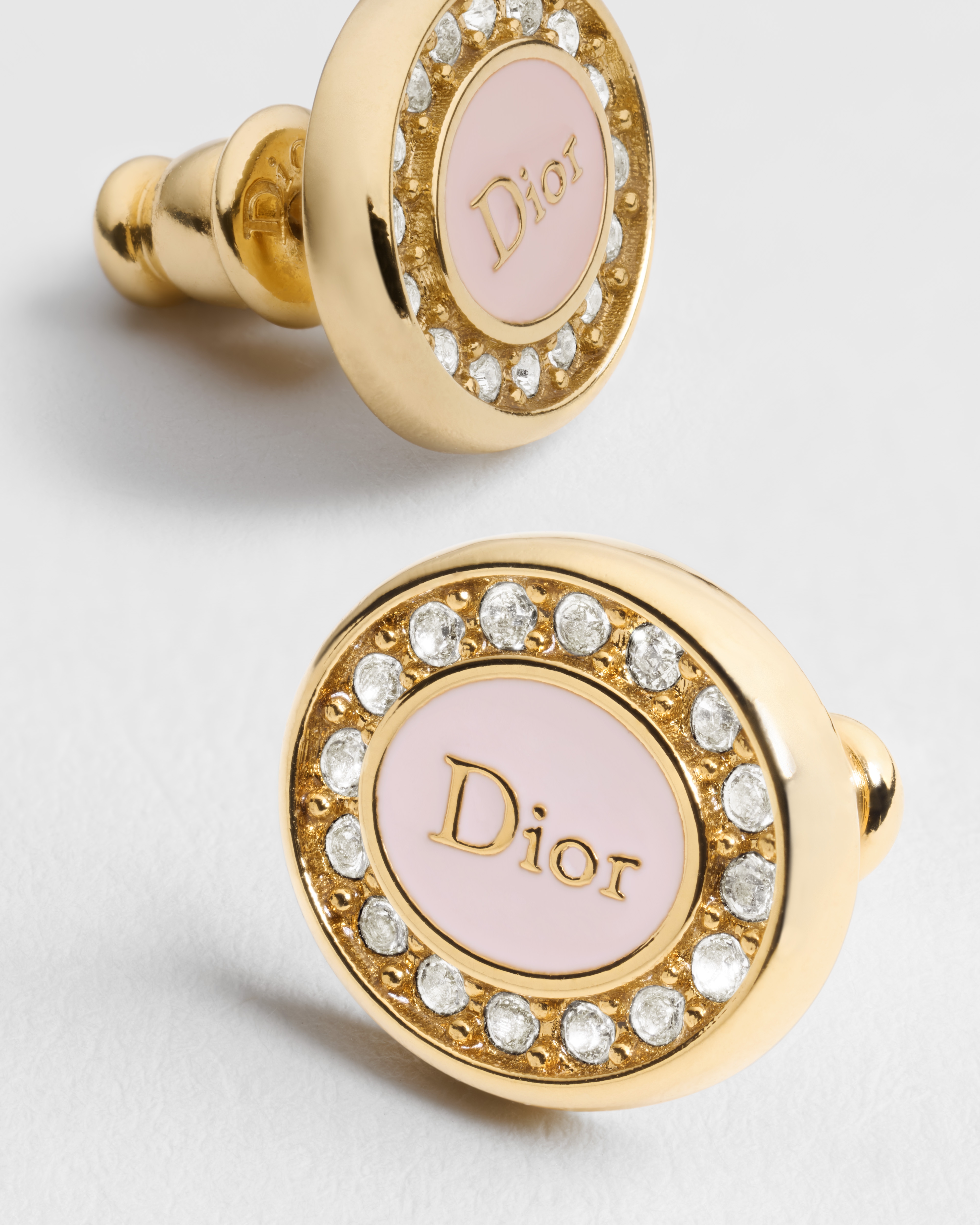 Pendientes Dior Core Metal dorado, lacado en Rose Tendre y cristales | DIOR