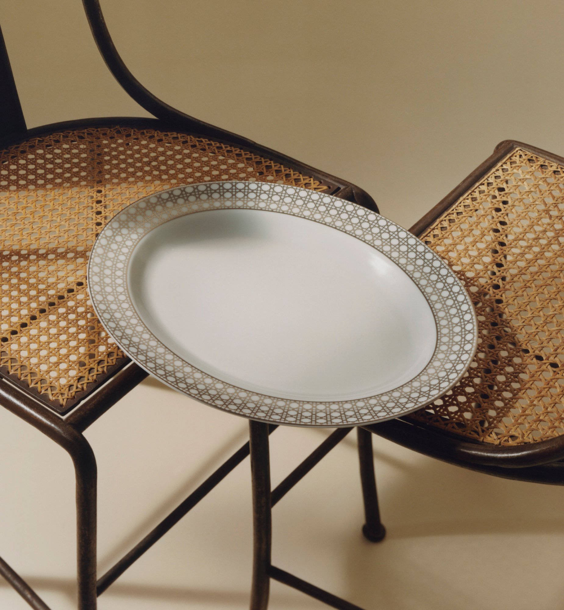 Piatto decorativo ovale Cannage Montaigne platino | DIOR