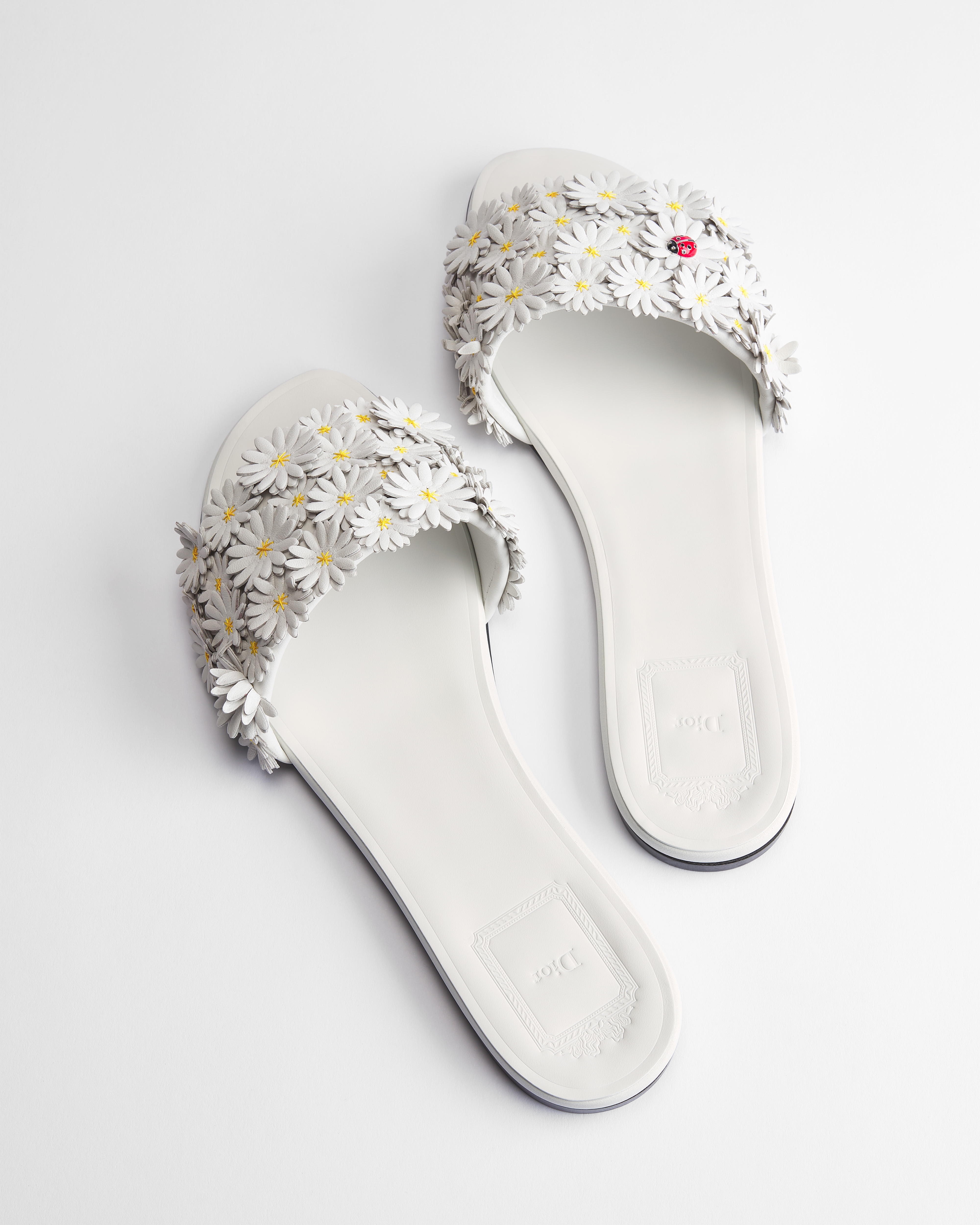 Mule Dior Bloom Piel de cordero con bordado Dior Daisy en blanco | DIOR