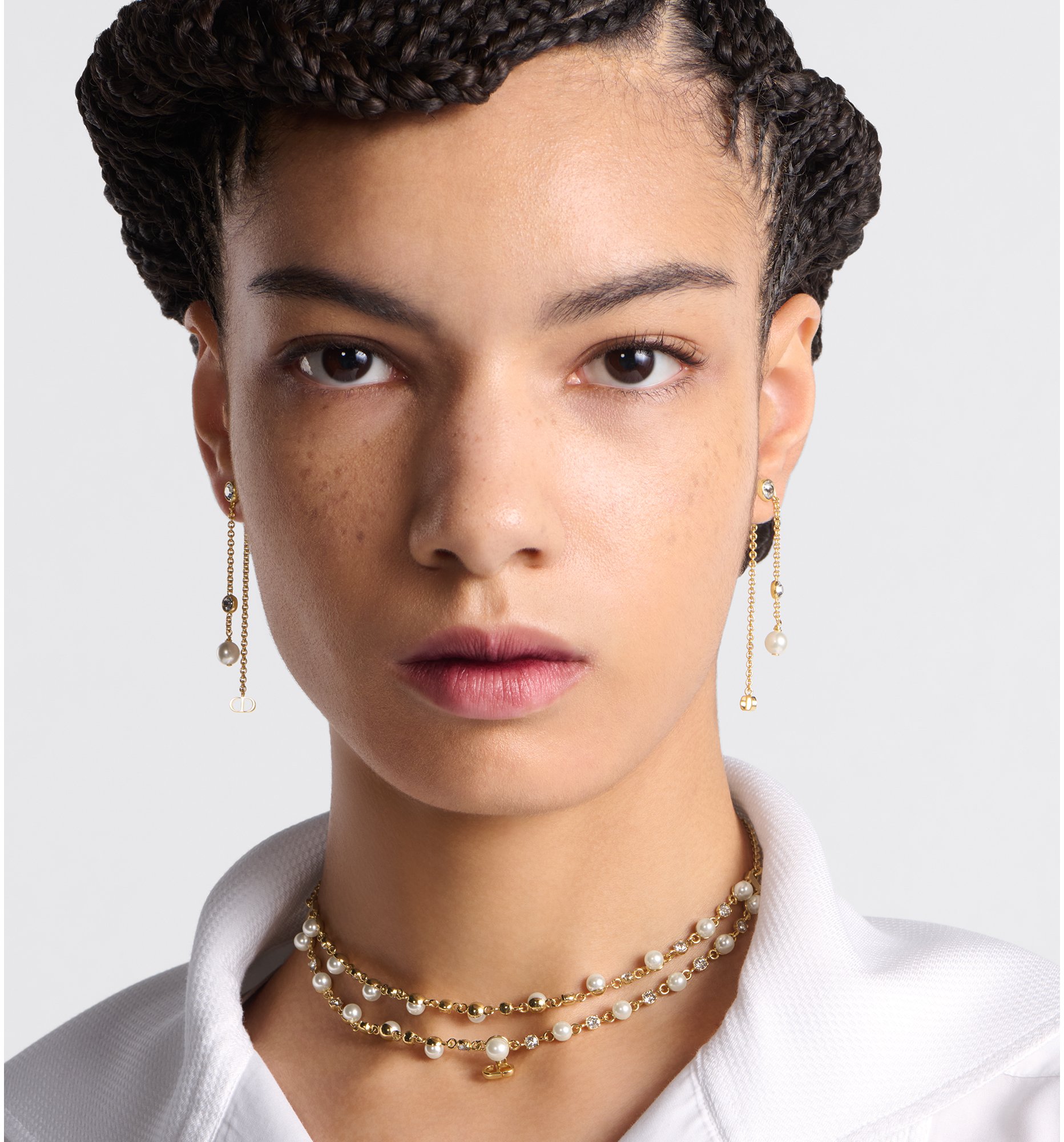 Boucles d'oreilles Petit CD Treasure Métal finition dorée, perles en résine blanche et cristaux ...