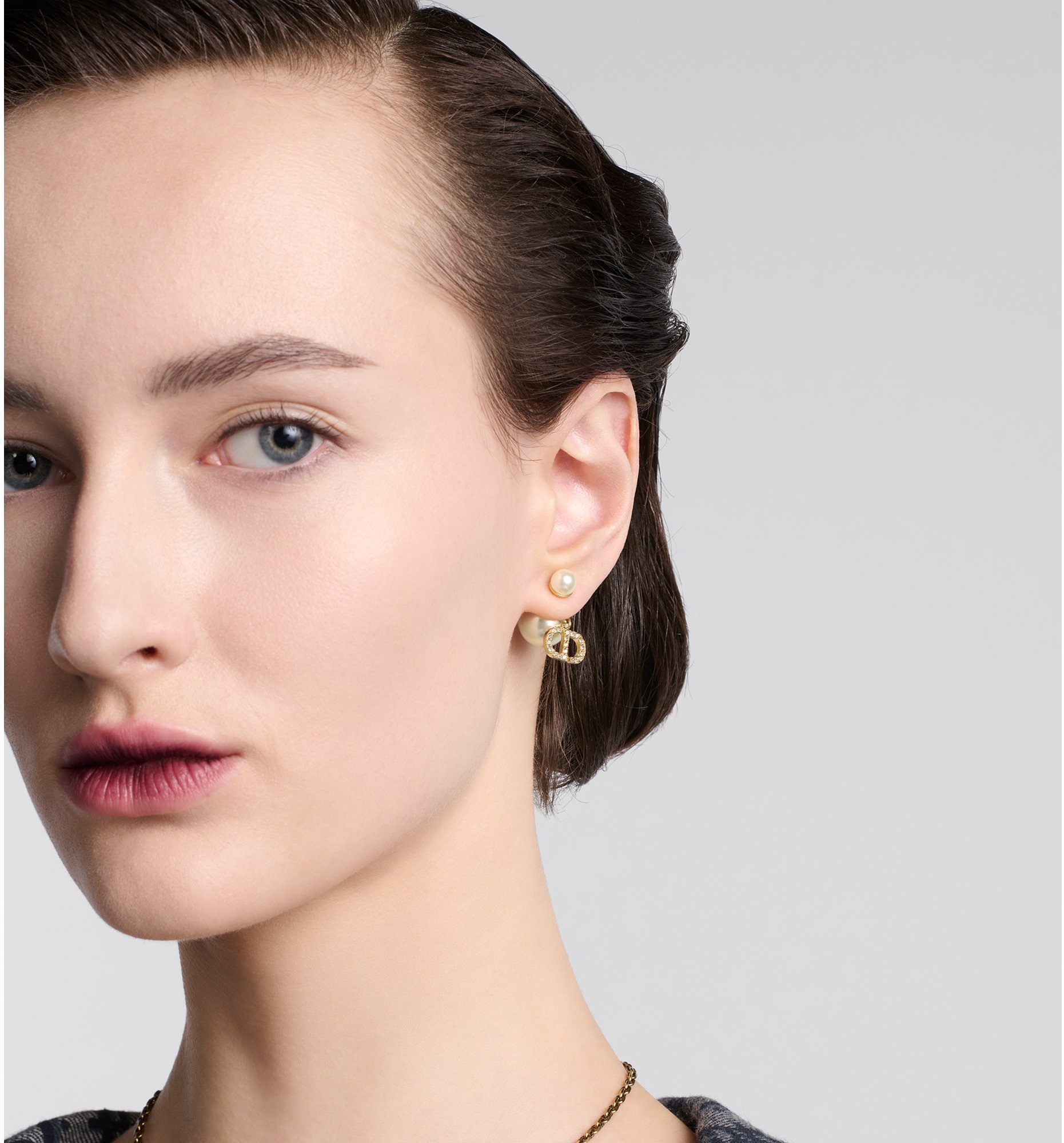 Brincos Dior Tribales Metal com acabamento dourado, pérolas de resina branca e cristais em tom ...