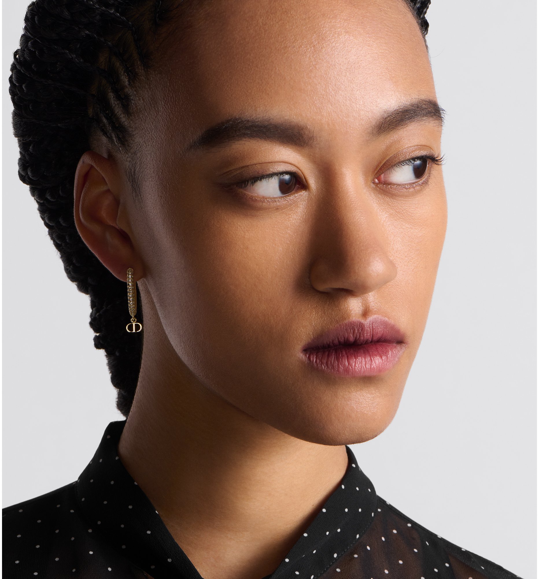 Boucles d'oreilles D-Fusion Métal finition dorée, perle en résine blanche et cristaux argentés ...