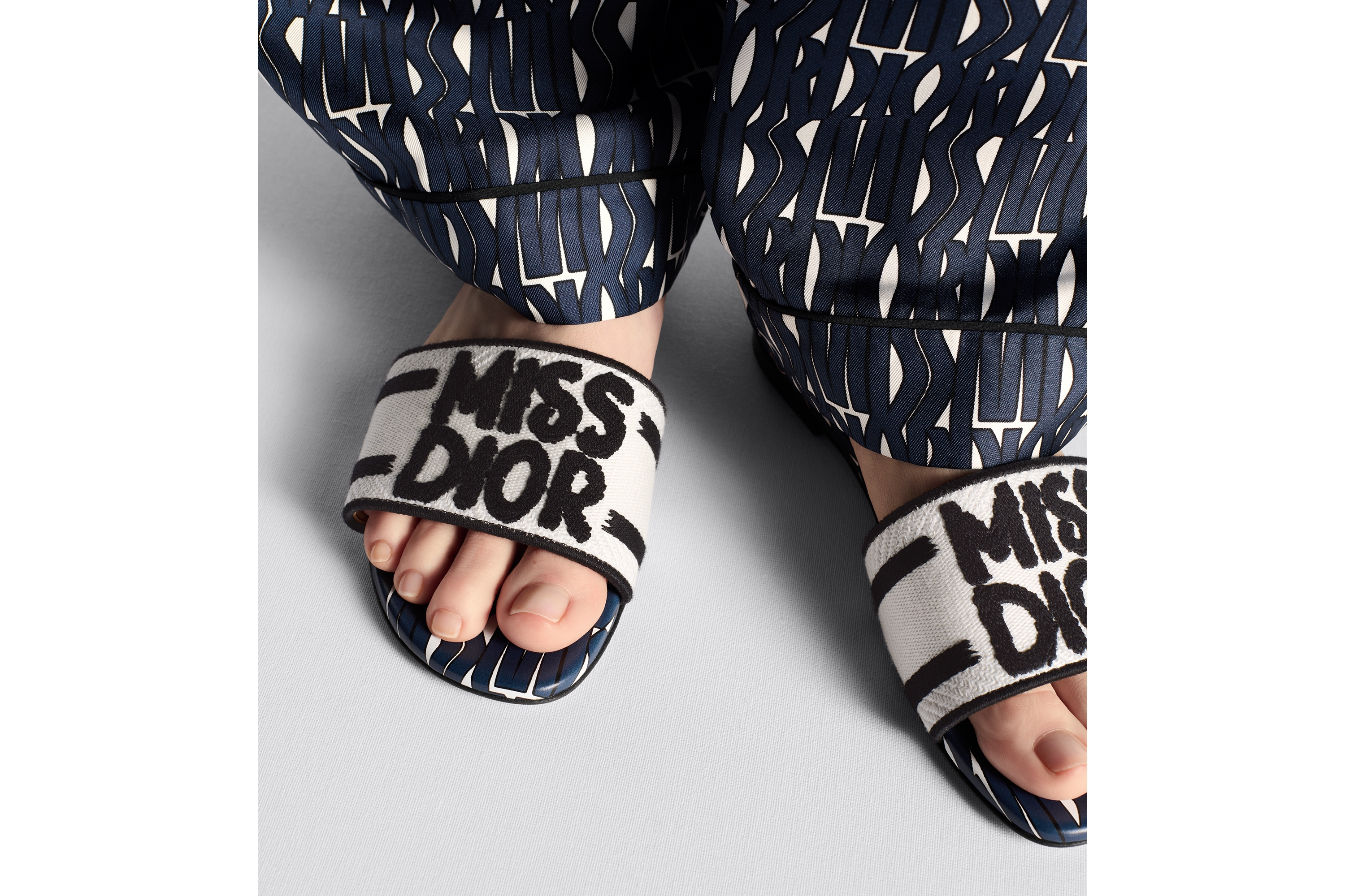 Dway Slide Embroidered Cotton and Deep Blue Miss Dior Allover Motif | DIOR