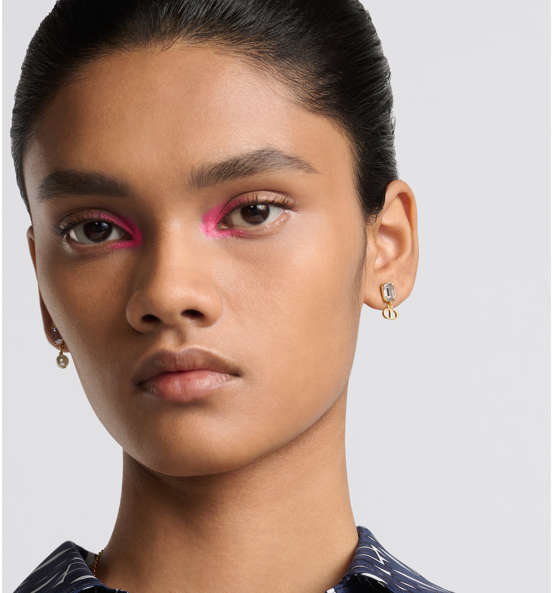 Boucles d'oreilles Petit CD Métal finition dorée, perle en résine blanche et cristaux argentés ...