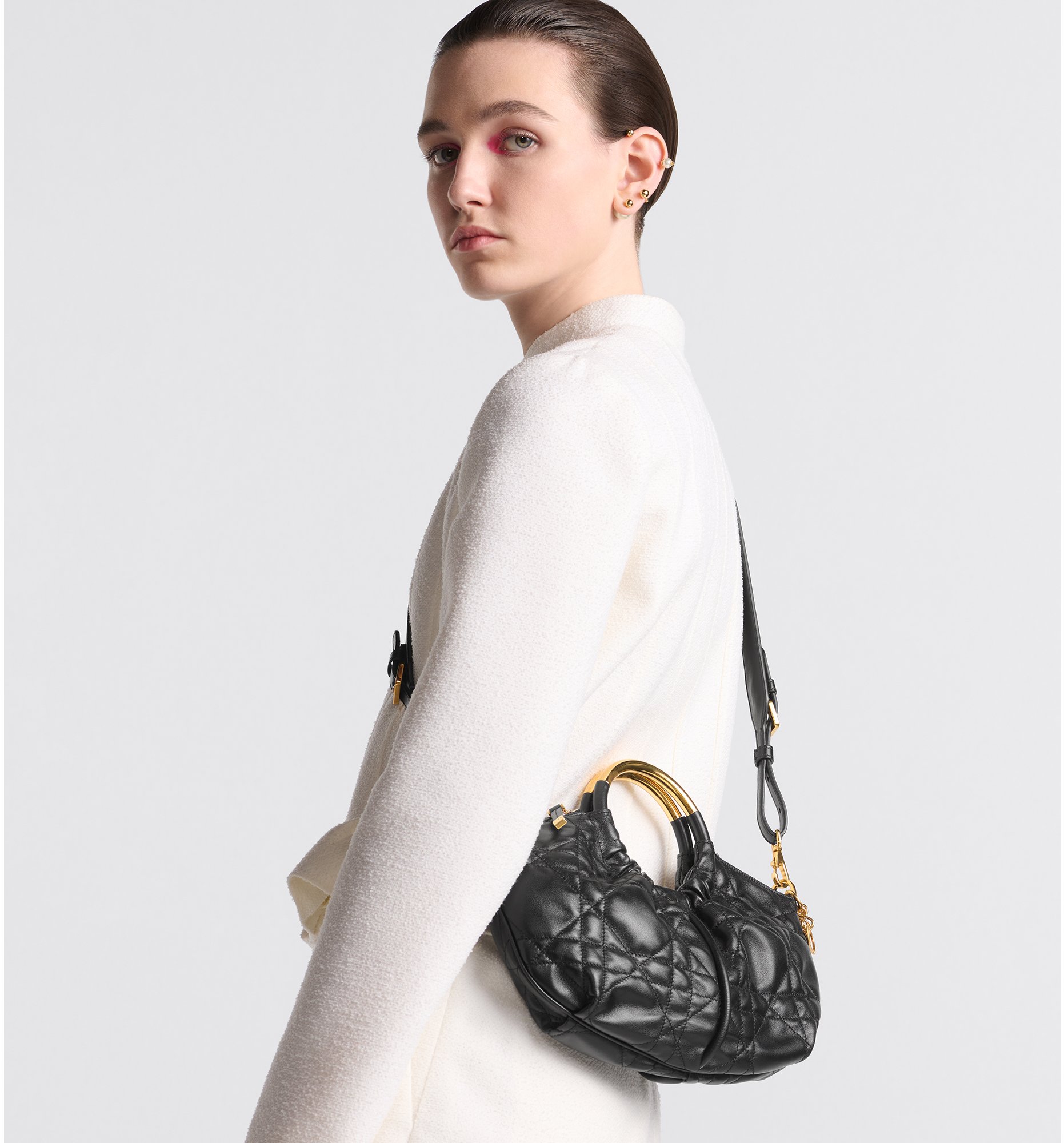 Sac bourse Walk in Dior Cuir de veau Macrocannage noir | DIOR