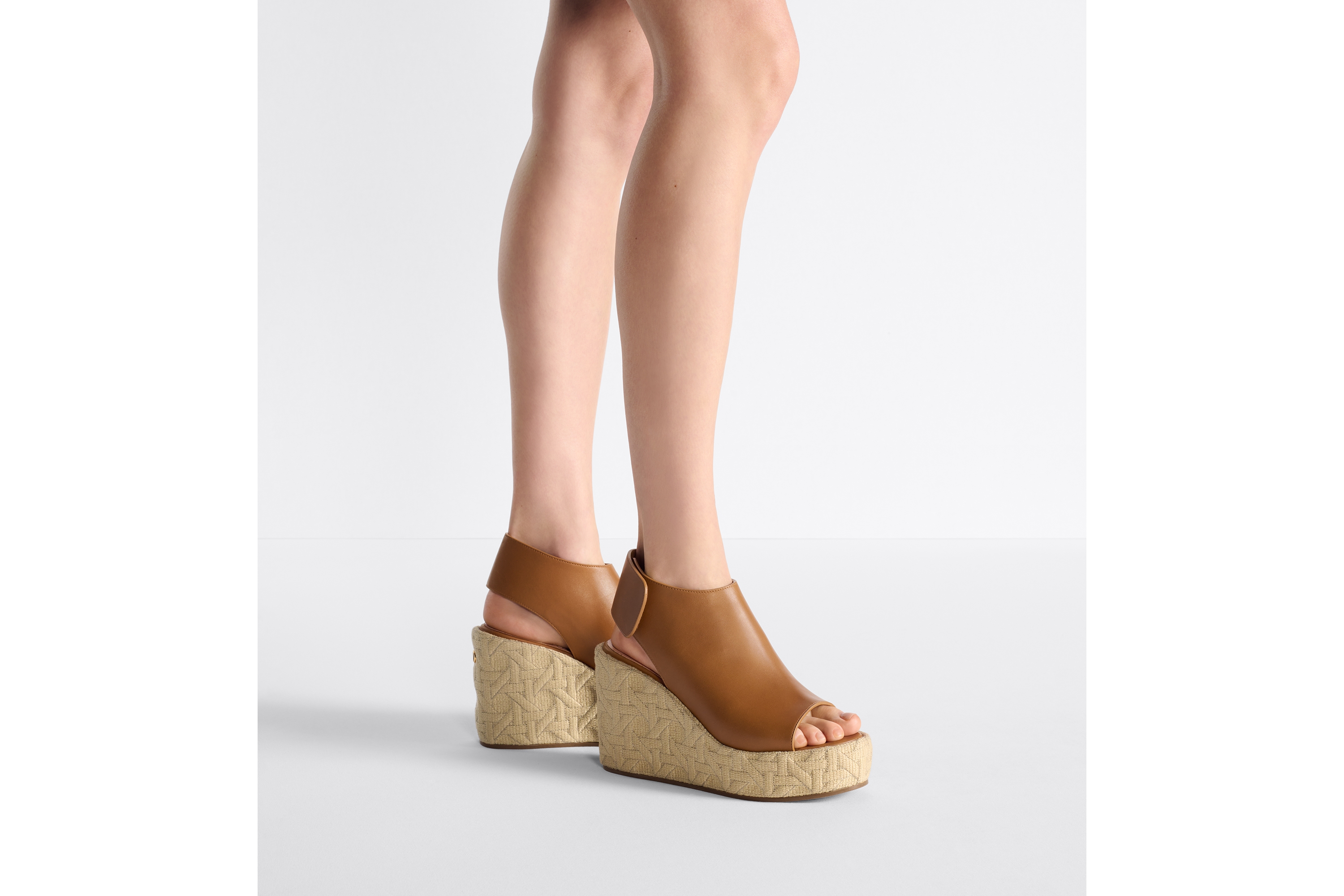 Sandale à talon compensé Attitude Dior Cuir de veau camel | DIOR