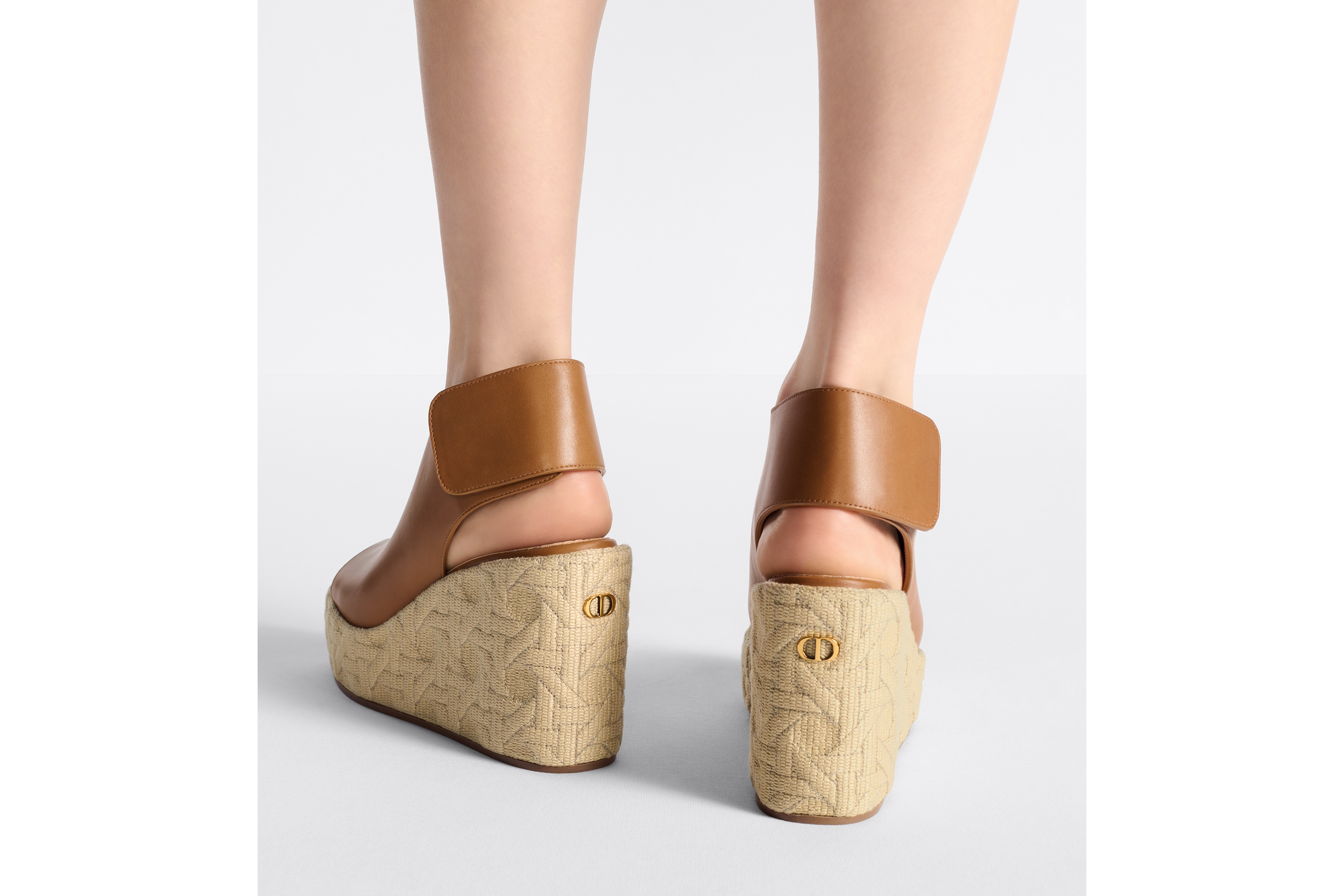 Sandale à talon compensé Attitude Dior Cuir de veau camel | DIOR