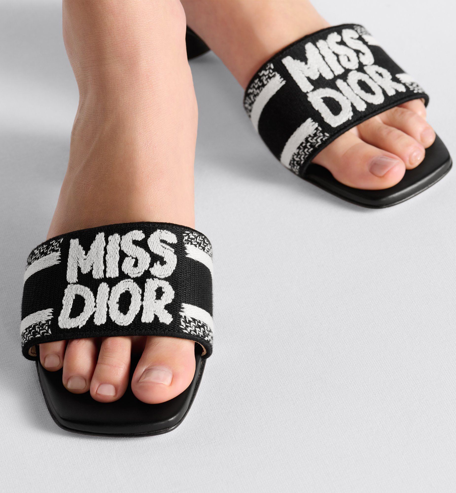 Dway Slide mit Absatz Baumwolle in Schwarz und Weiß mit Stickerei | DIOR Dway Slide mit Absatz Baumwolle in Schwarz und Weiß mit Stickerei | DIOR