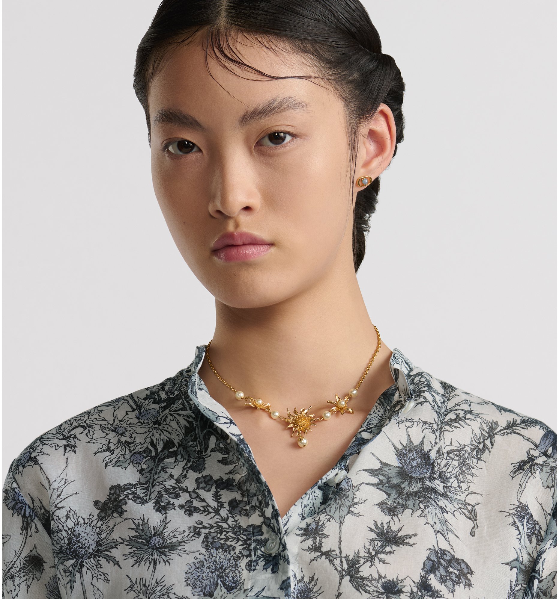 Colar Dior Chardons curto Metal com acabamento dourado e pérolas de ...