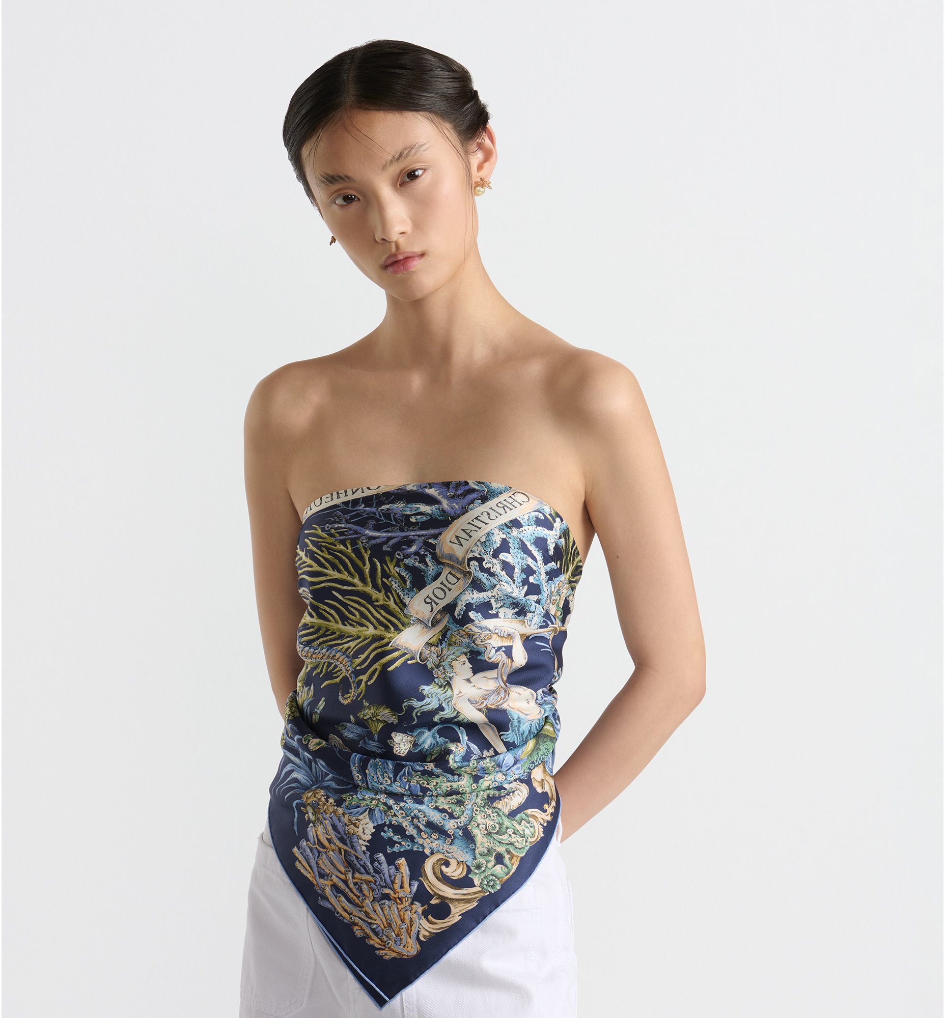 Lenço Dior Cabinet de la Mer 90 Twill de seda multicolorido em fundo ...