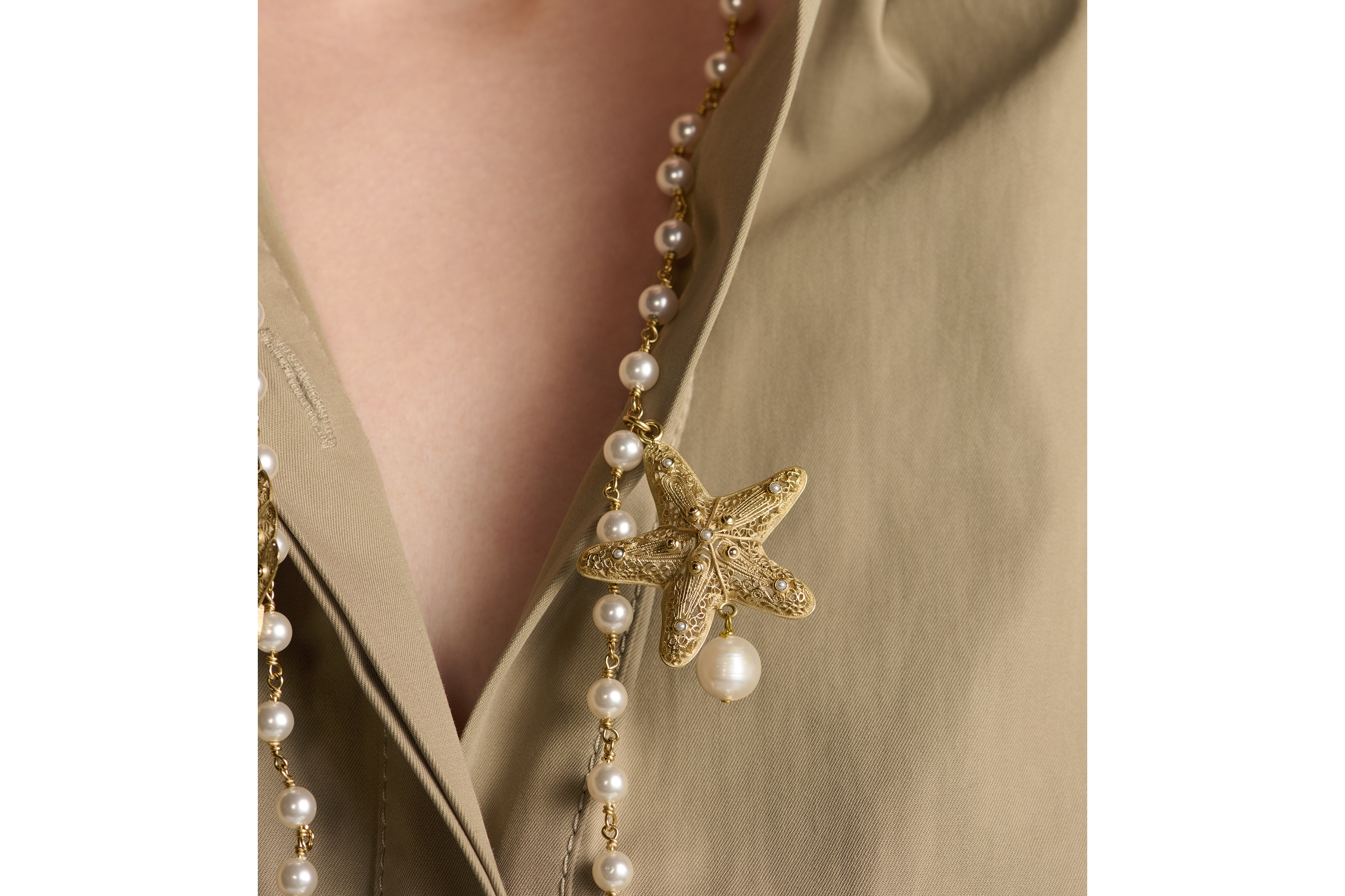 Collana lunga Dior Cabinet de Curiosités Metallo con finitura color oro e perle in resina bianca ...