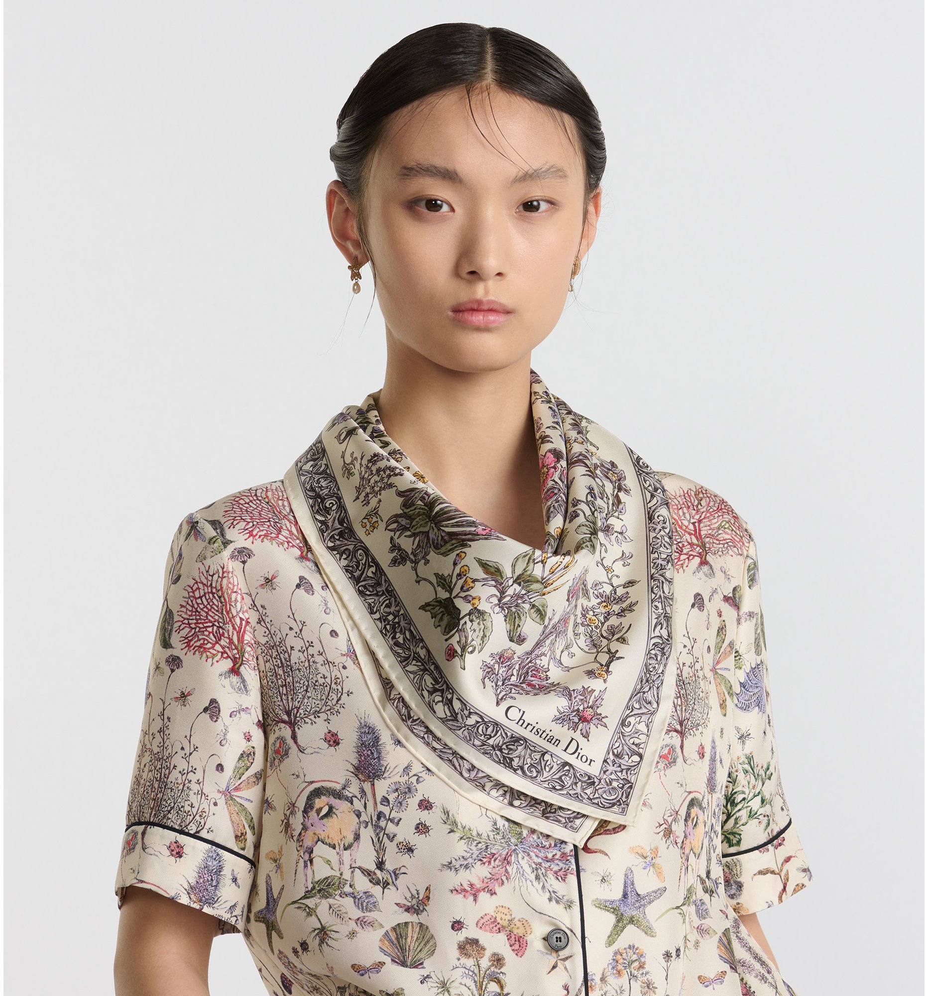 Lenço Millefiori Unicorn 90 Twill de seda multicolorido em fundo branco ...