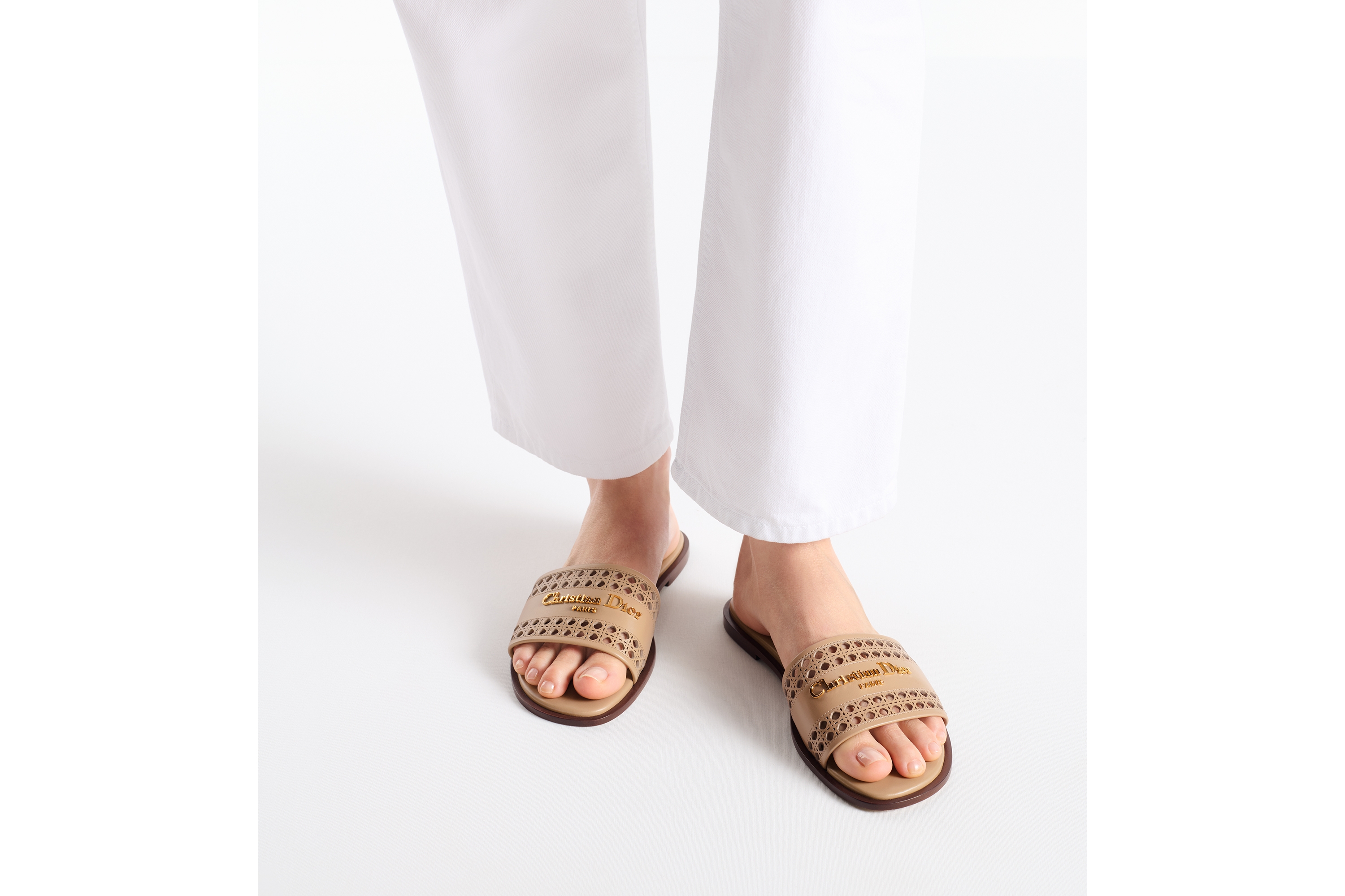 Mule D-Lane Cuir de veau beige ajouré du motif Microcannage | DIOR
