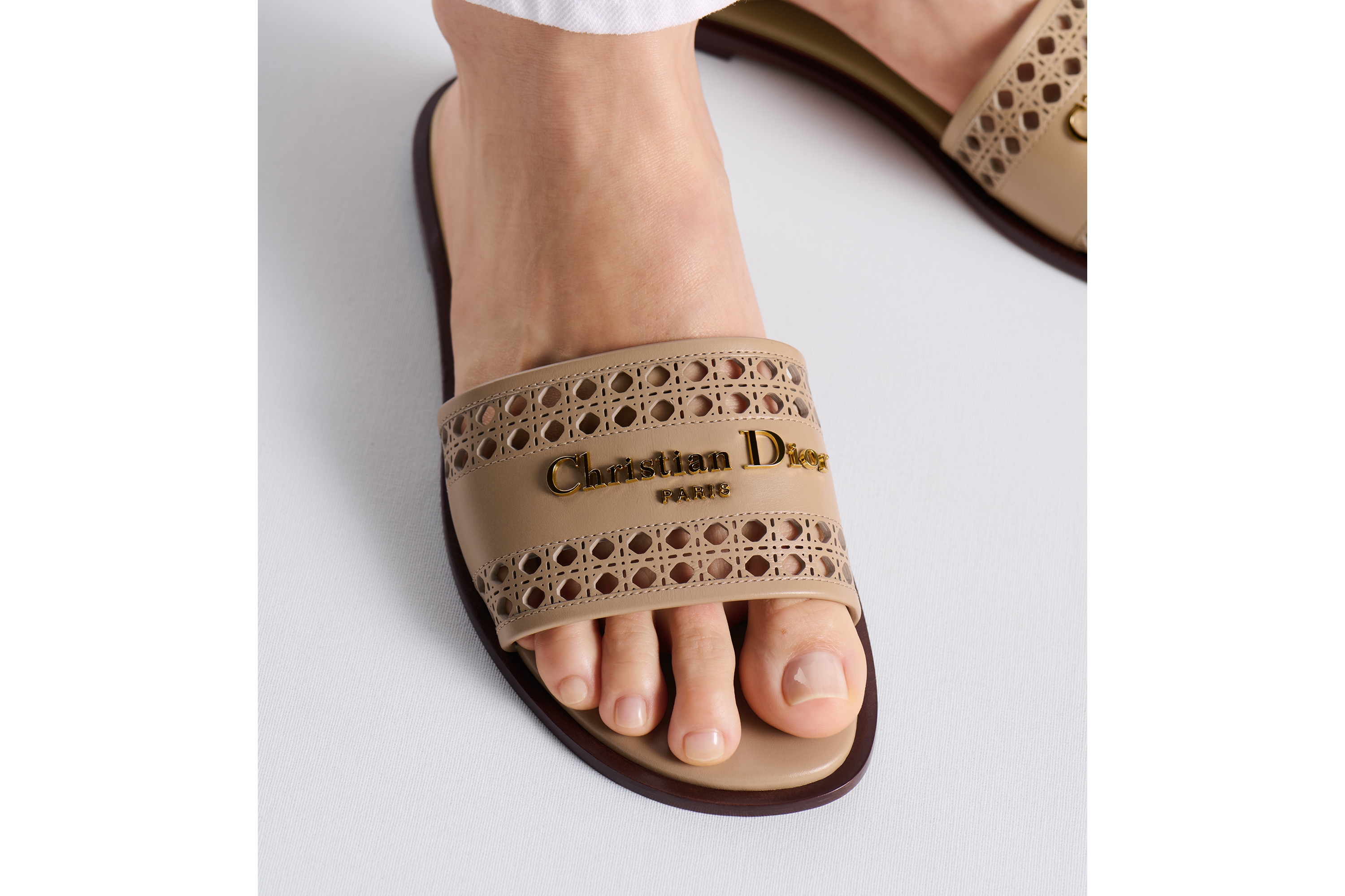 Mule D-Lane Cuir de veau beige ajouré du motif Microcannage | DIOR