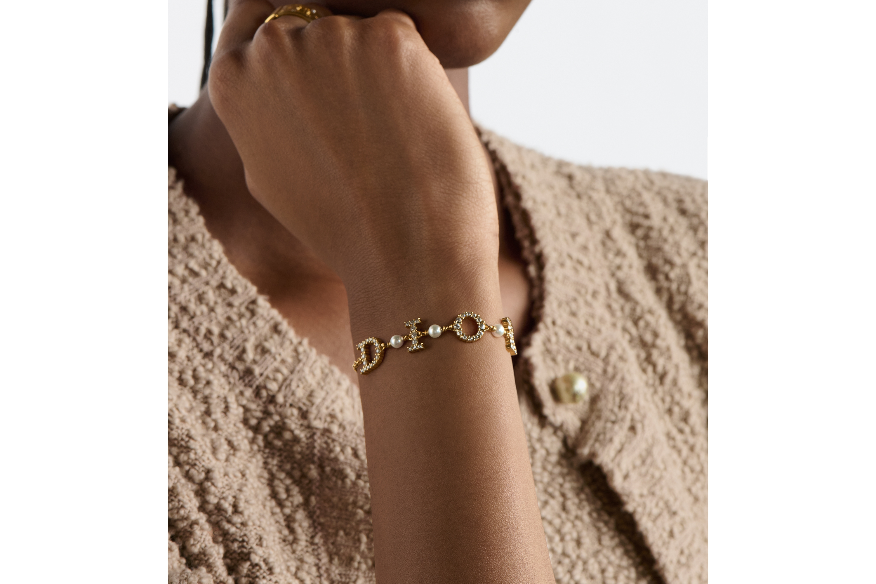 Dio(r)evolution Bracelet Gold-Finish Metal with White Resin Pearls and ...