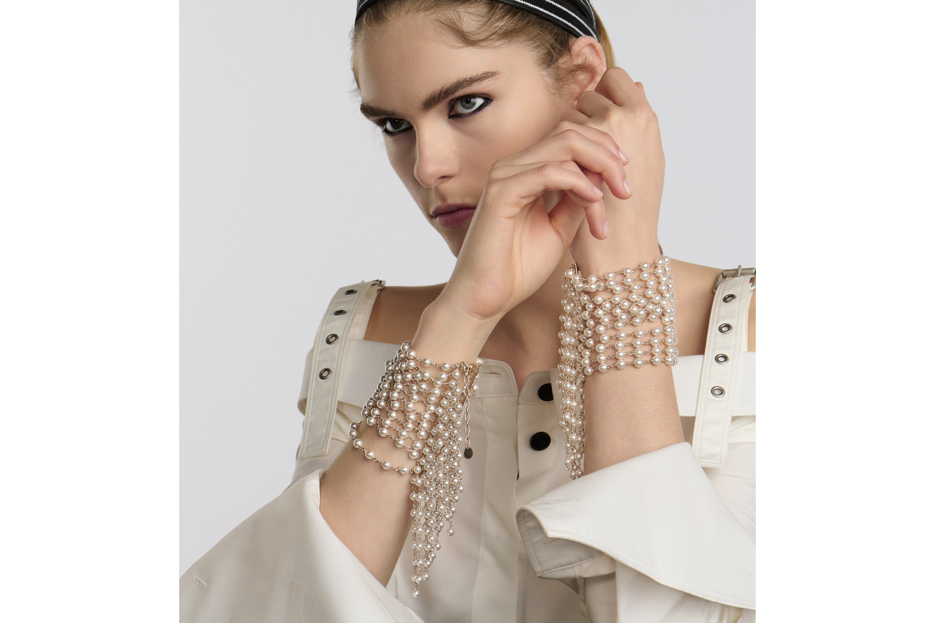 Brazalete D-Vinity Metal dorado mate y abalorios de resina blancos | DIOR