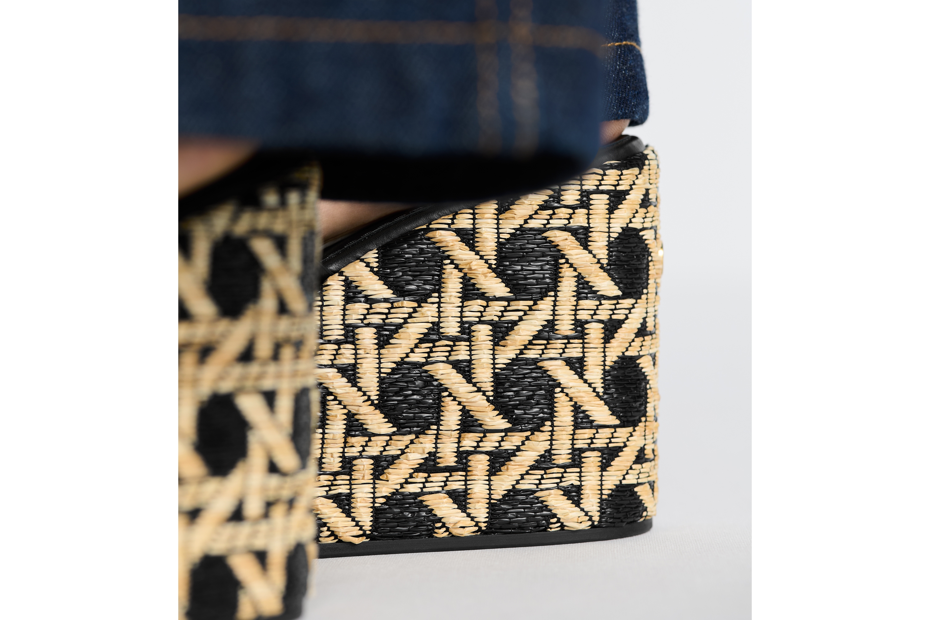 Mule à talon compensé L'Amazone Dior Cuir de veau noir et raphia ...