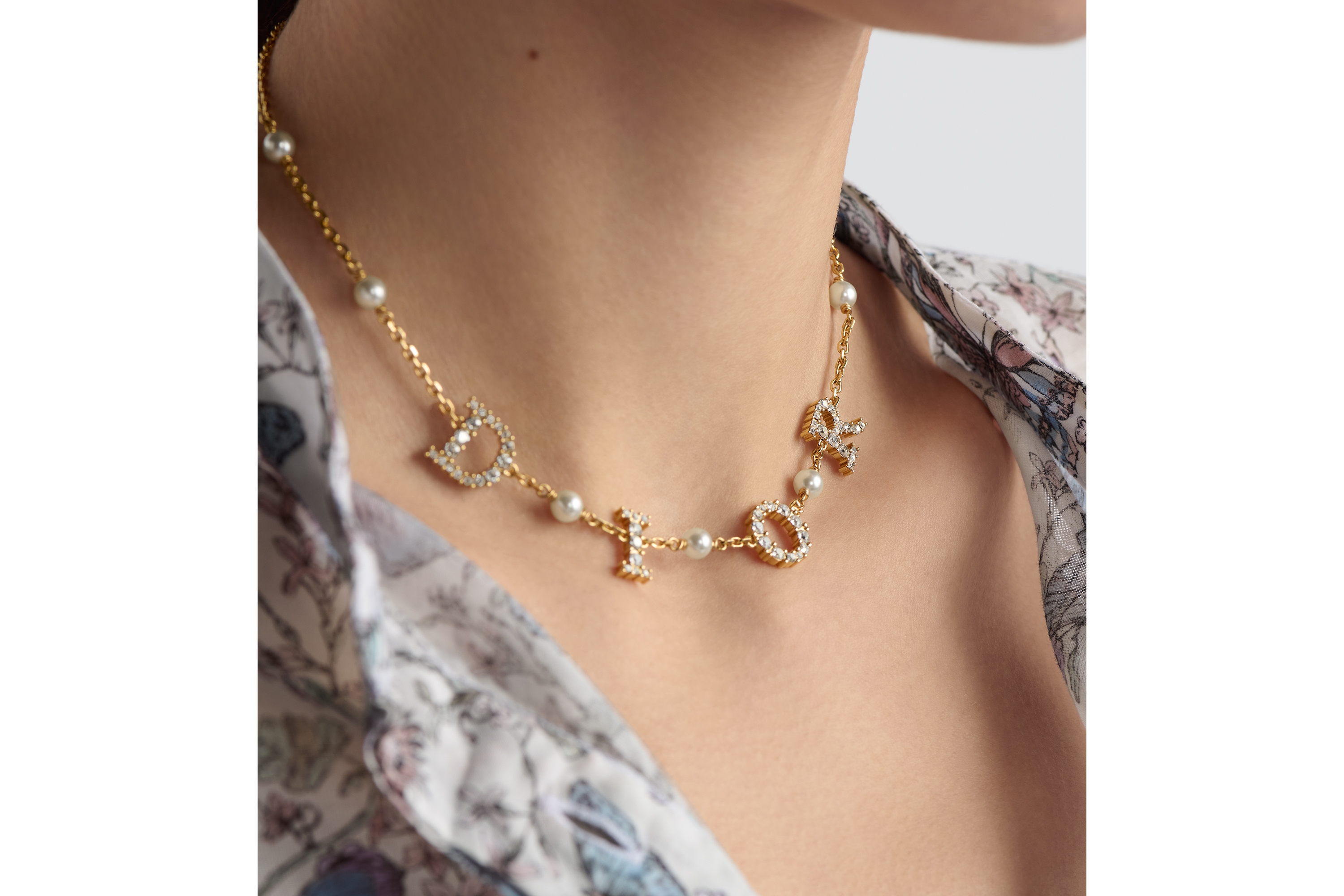 Dio(r)evolution Necklace Gold-Finish Metal with White Resin Pearls and ...