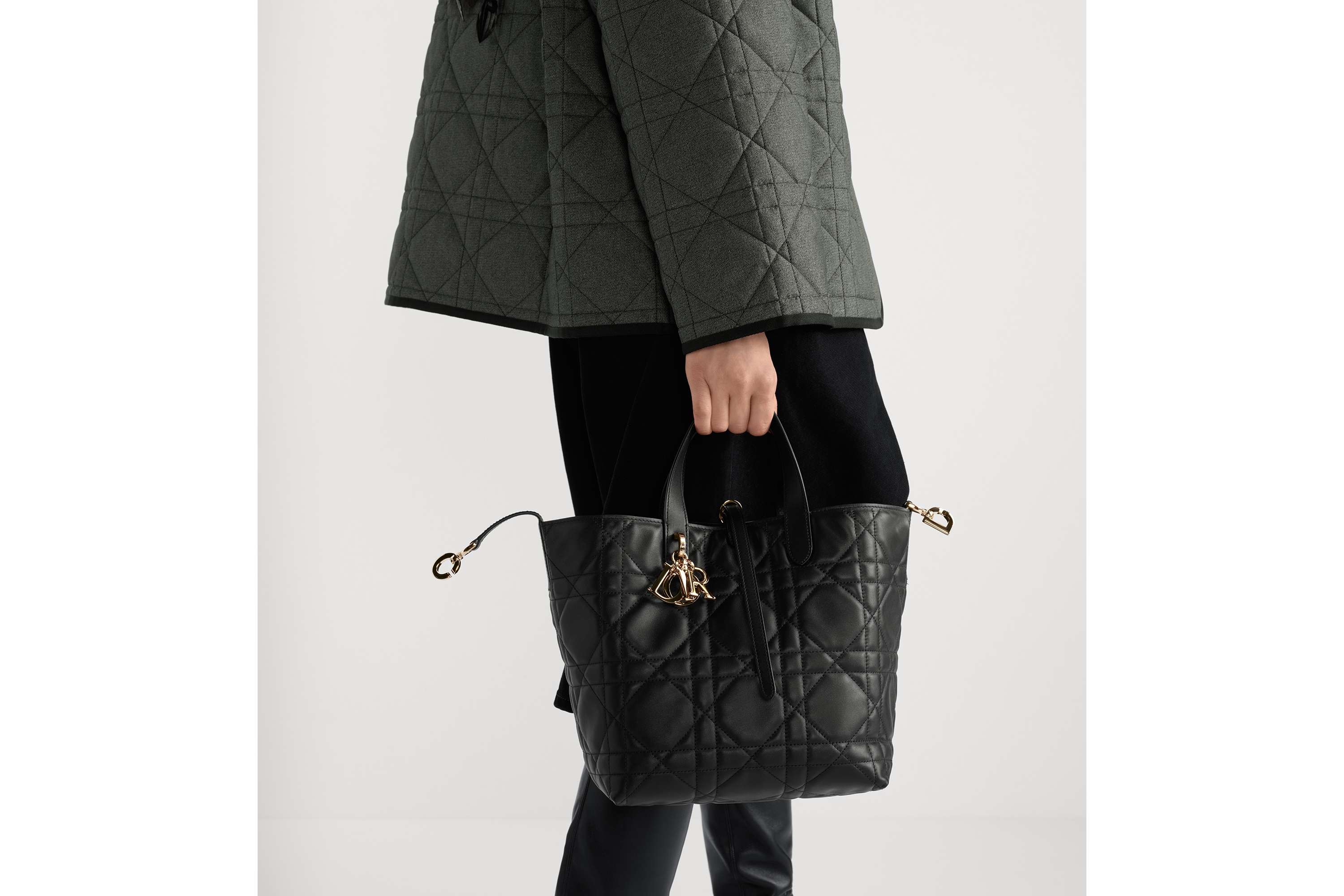 Sac cabas vertical Dior Toujours Medium Cuir de veau Macrocannage noir ...