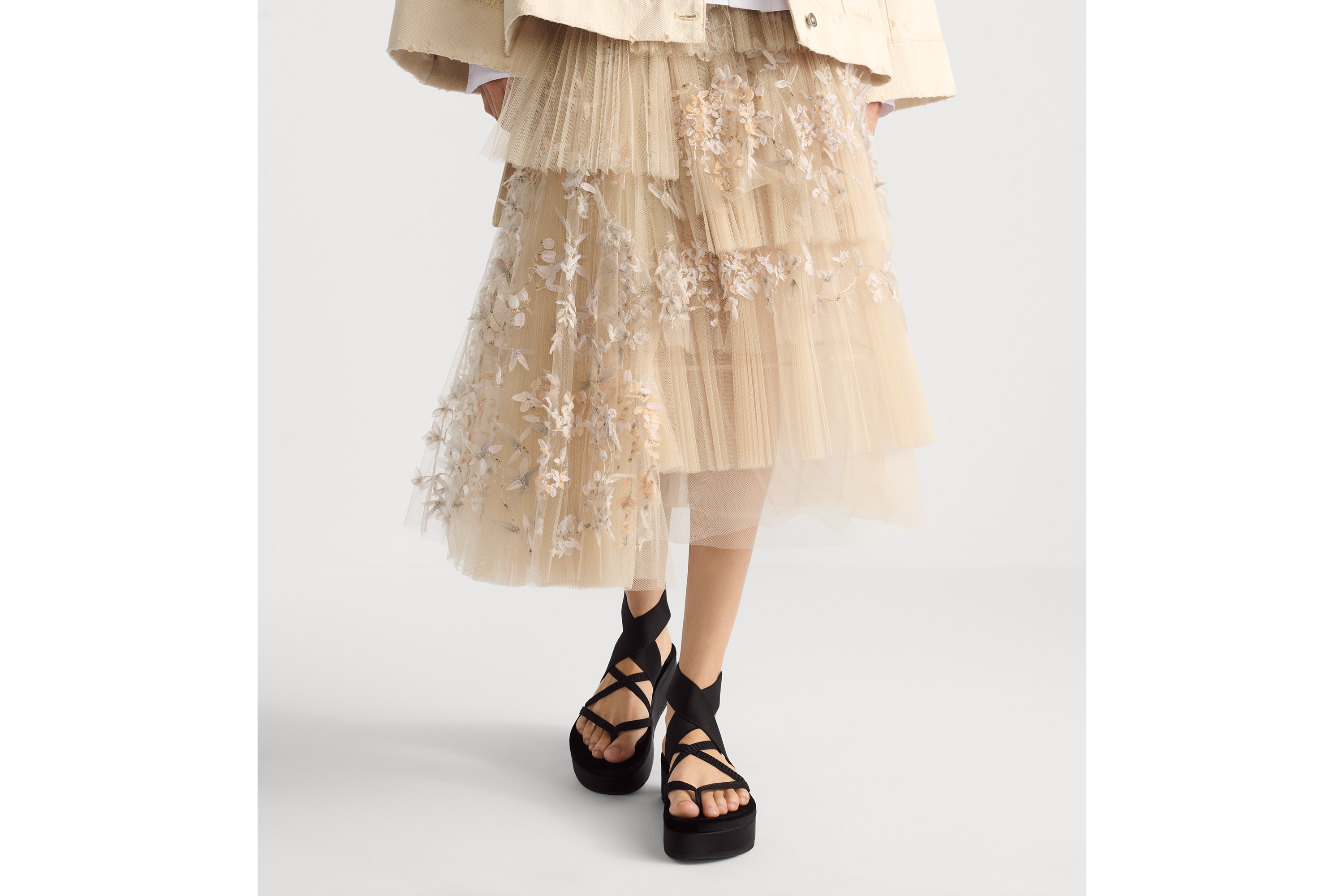 Midilange asymmetrische plooirok met borduursel Beige tule met wit ...