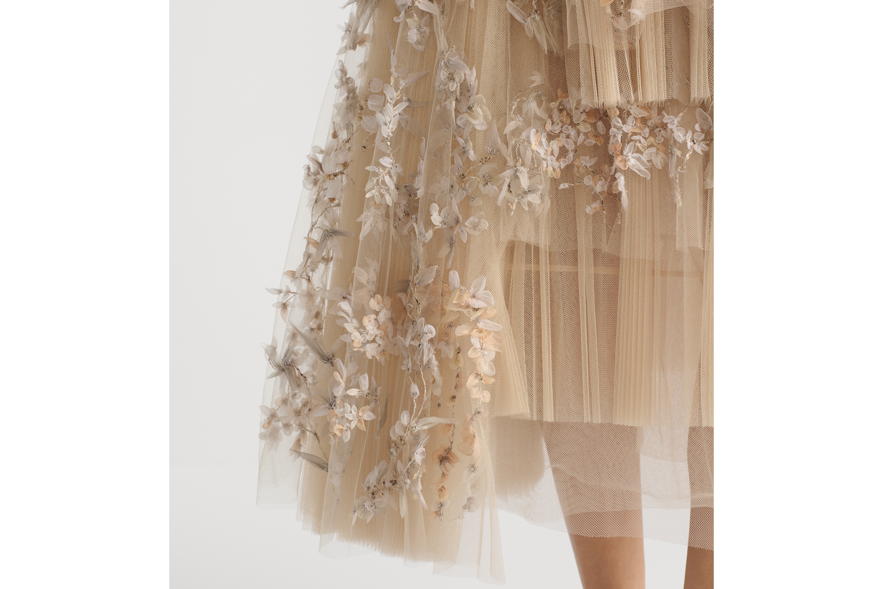 Midilange asymmetrische plooirok met borduursel Beige tule met wit ...