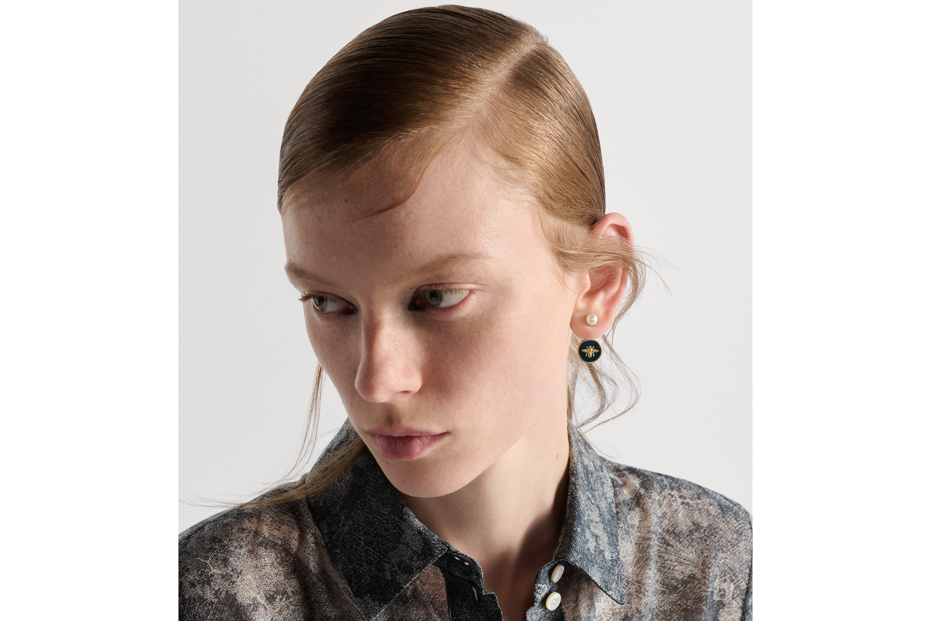 Dior Tribales Ohrringe Metall mit Gold-Finish, Kunstharzperlen in Weiß und transparenter ...