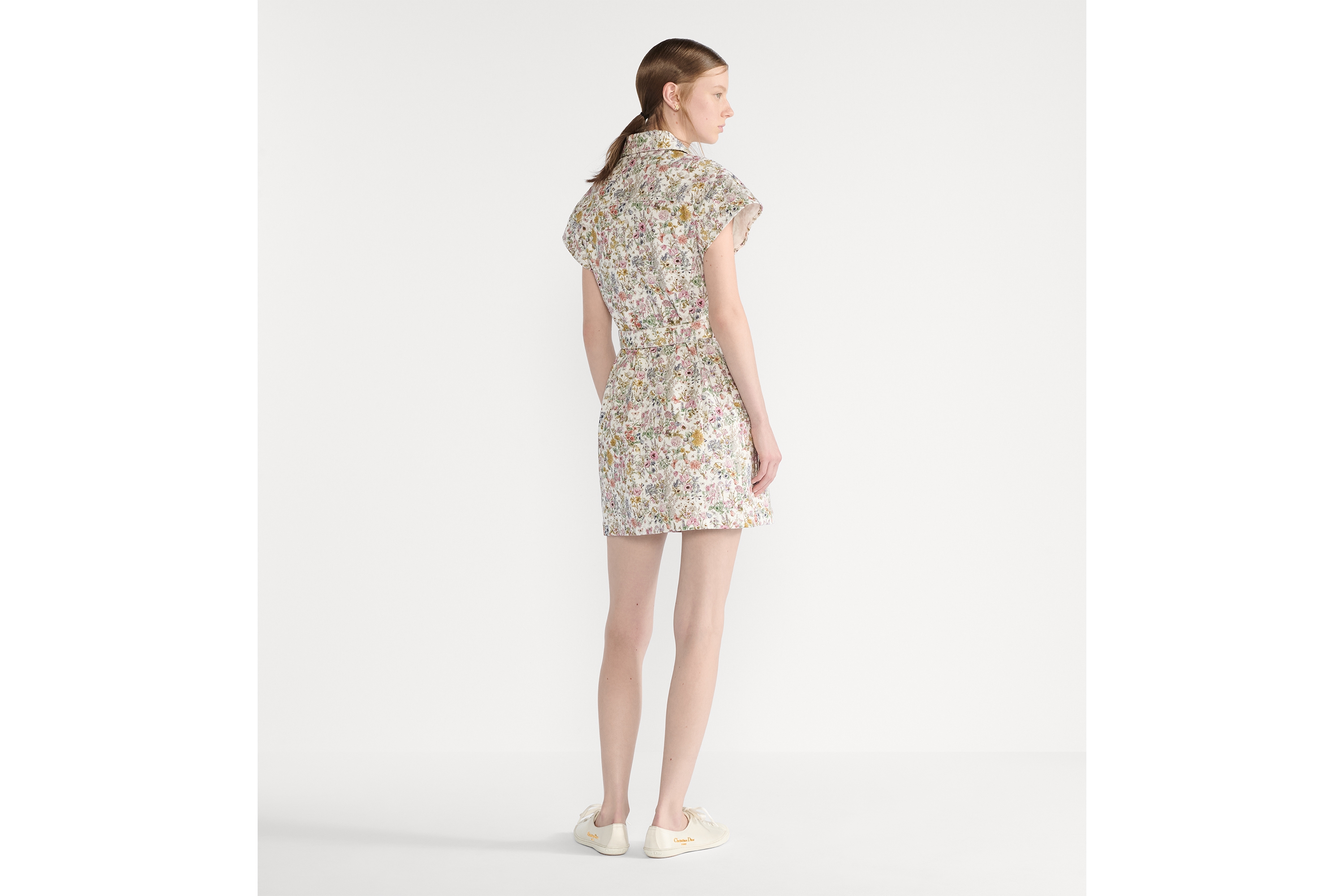 Robe-chemise courte ceinturée Denim de coton à motif Dior Flowers ...