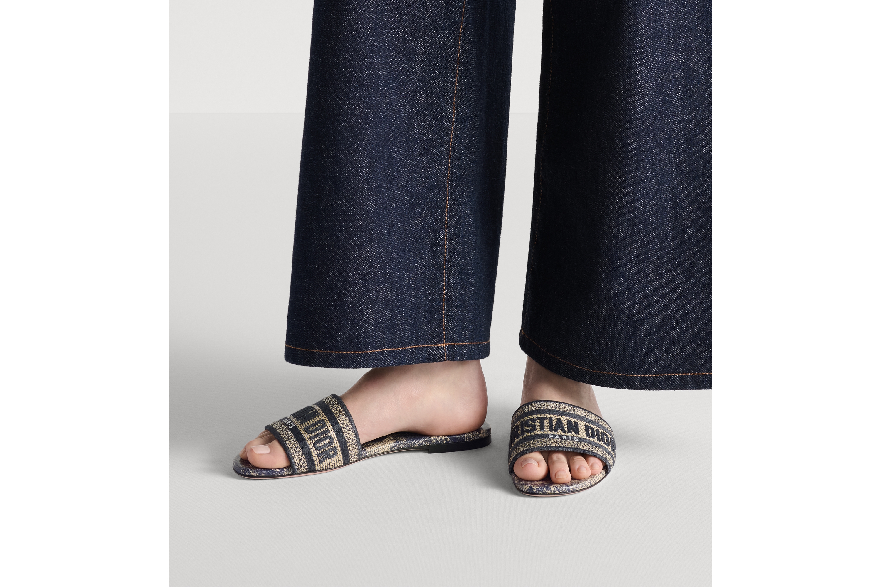 Mule Dioriviera Dway Jacquard en azul denim, rafia color crudo y motivo ...