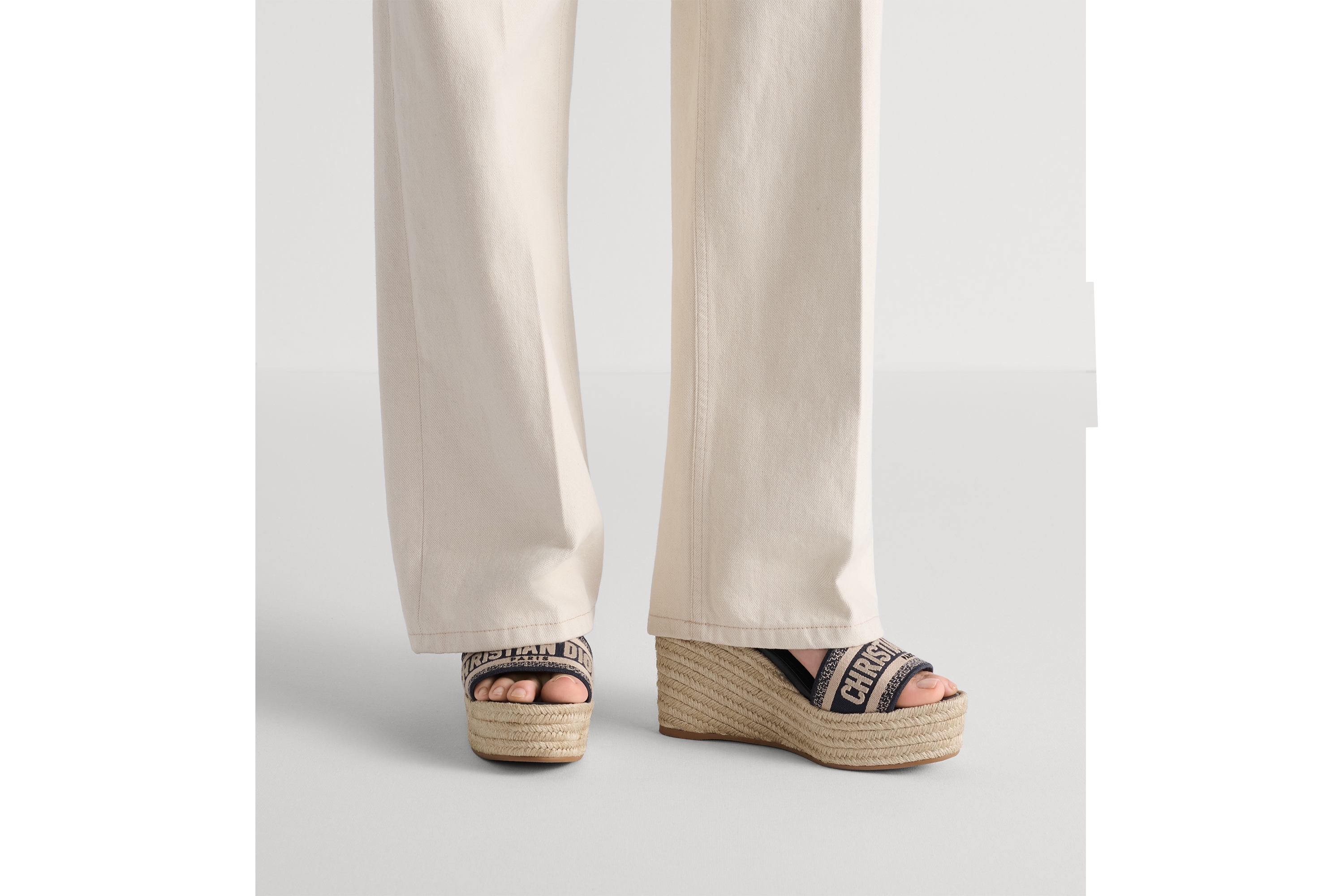 Sandale à talon compensé Dway Cuir de veau et coton brodé bleu foncé | DIOR