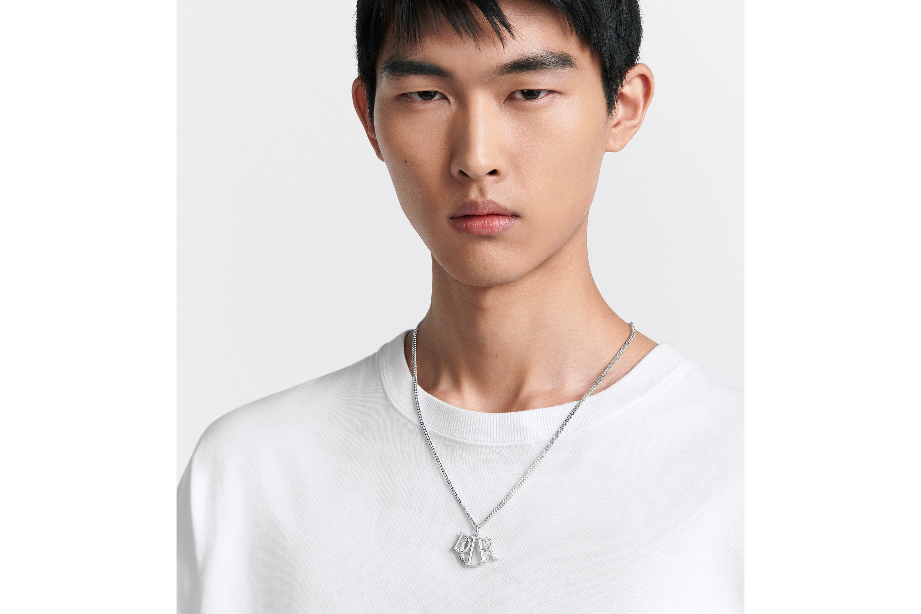 Colar com pingente Dior Charm Metal com acabamento prateado | DIOR