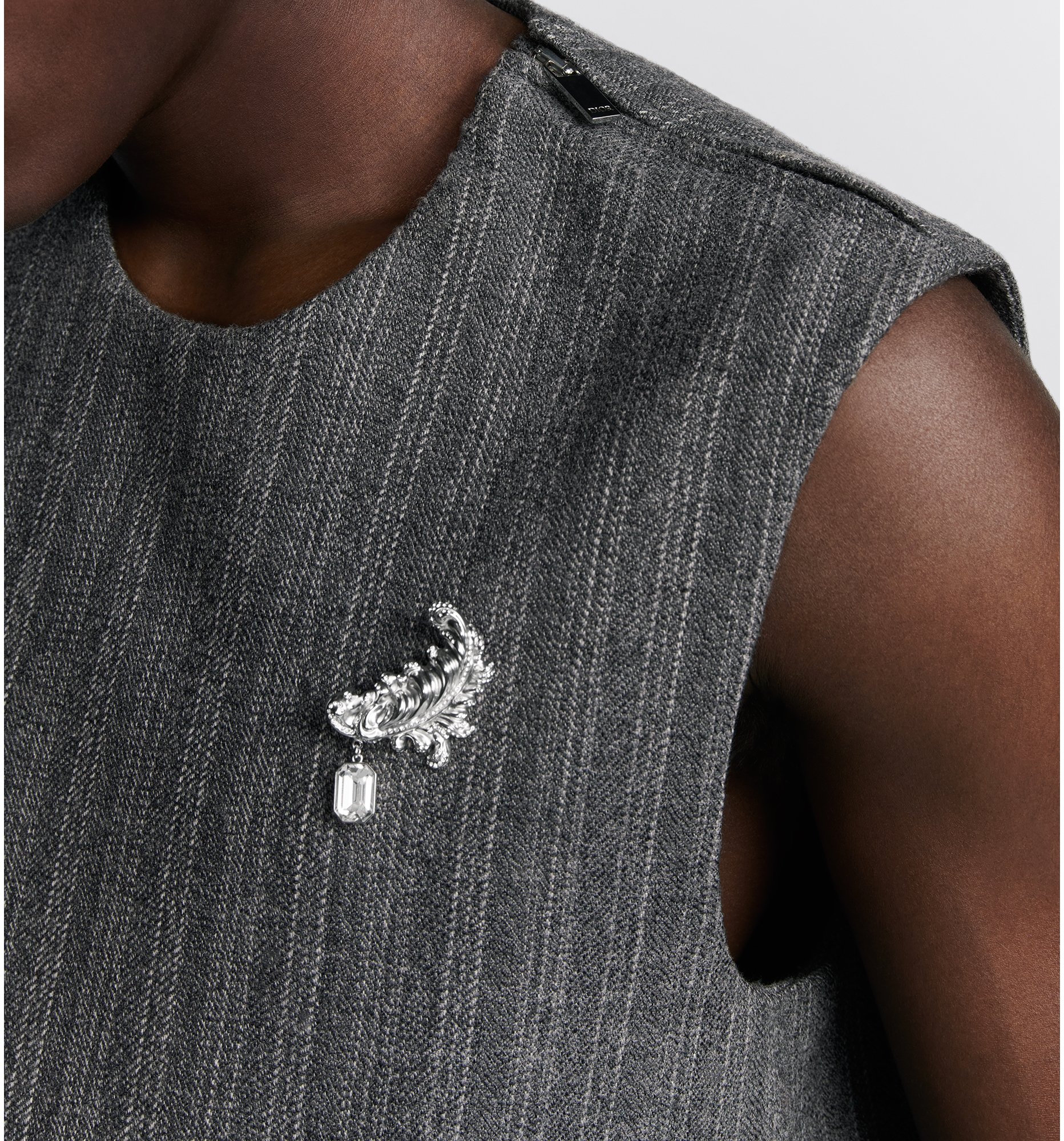 Broche Baroque de pena Metal com acabamento prateado e cristal branco ...