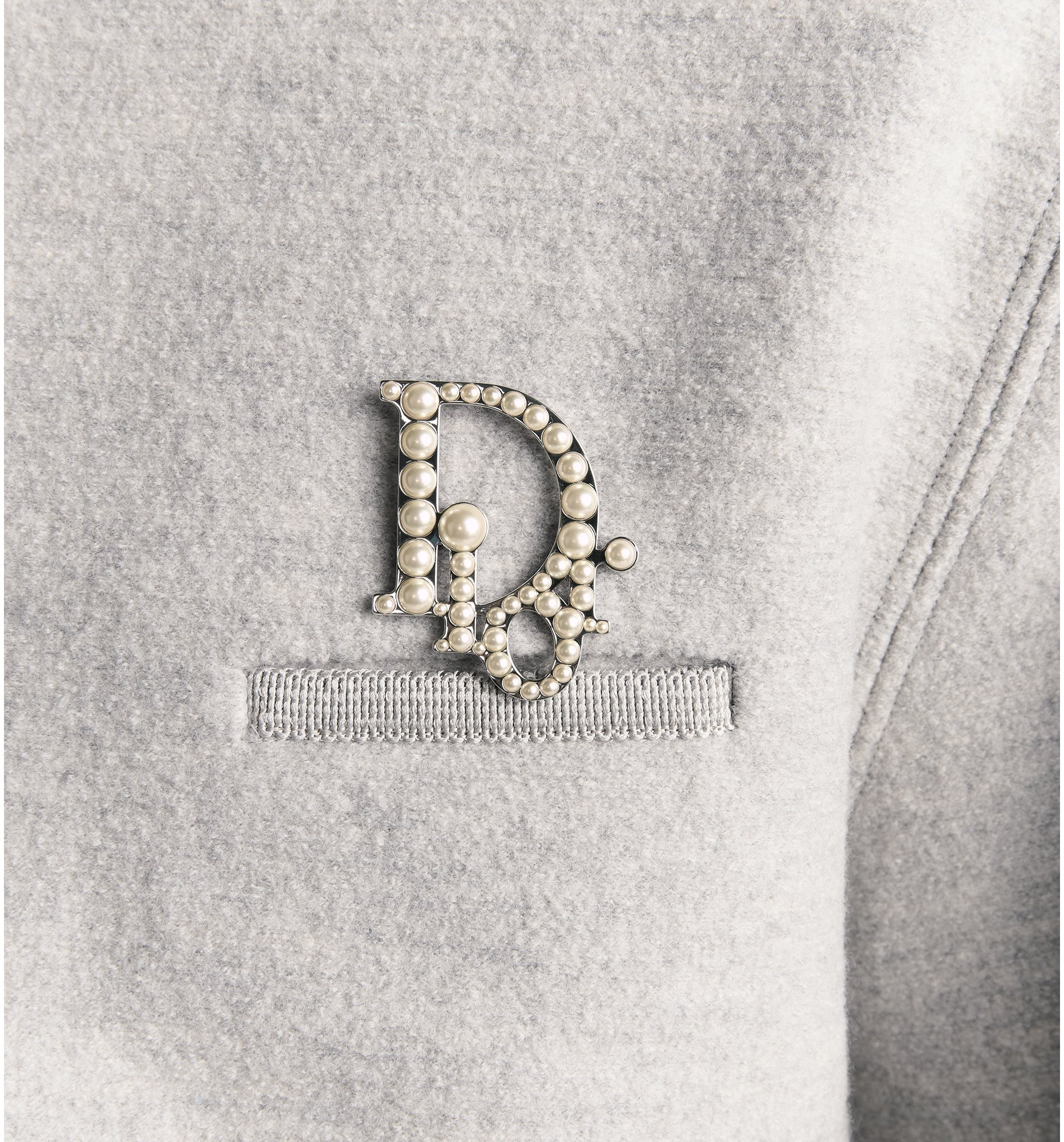 Broche Dior Oblique Metal com acabamento prateado e pérolas de resina ...