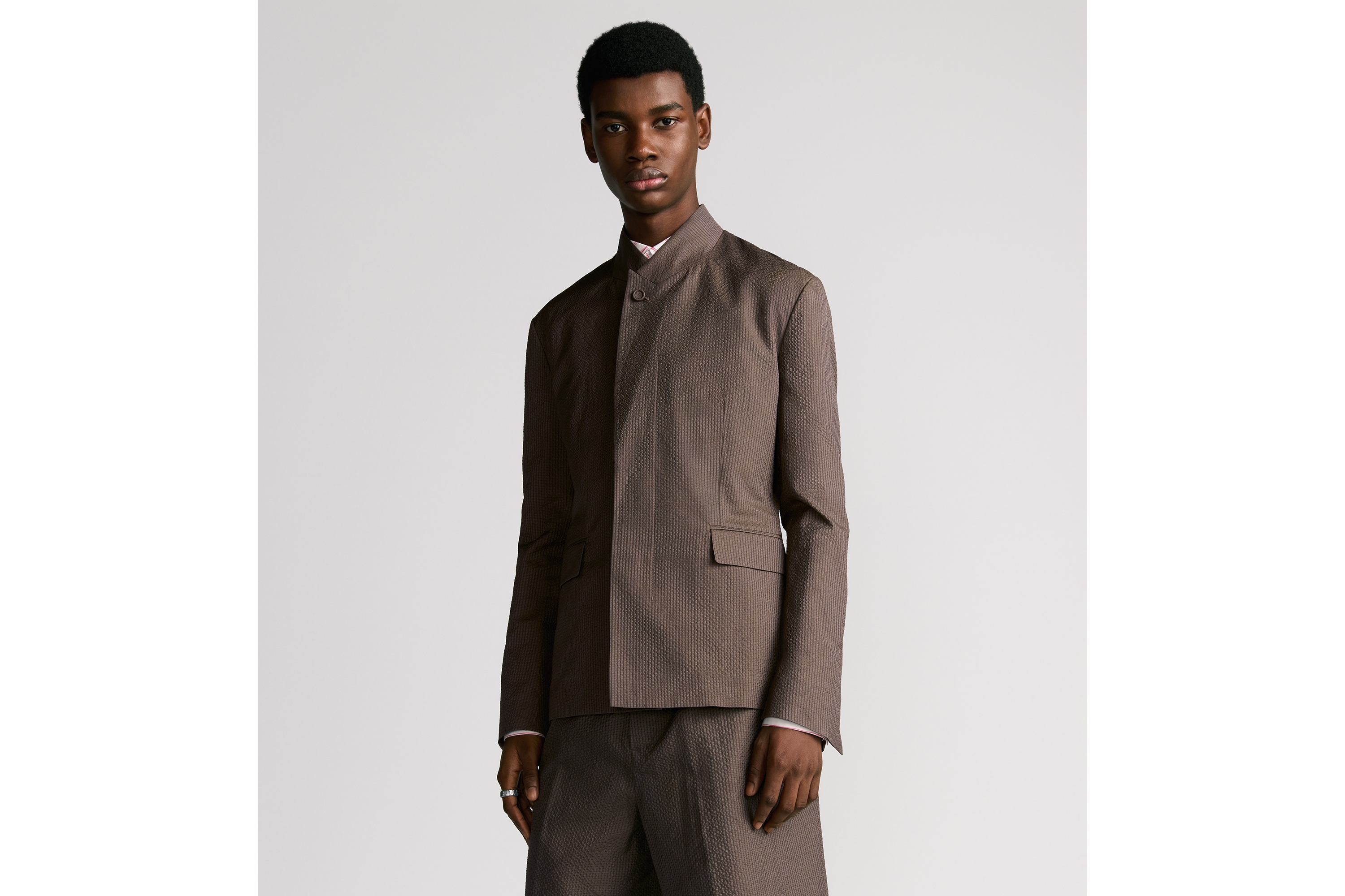 Colbert met knoop aan kraag Bruine gestreepte seersucker van een ...