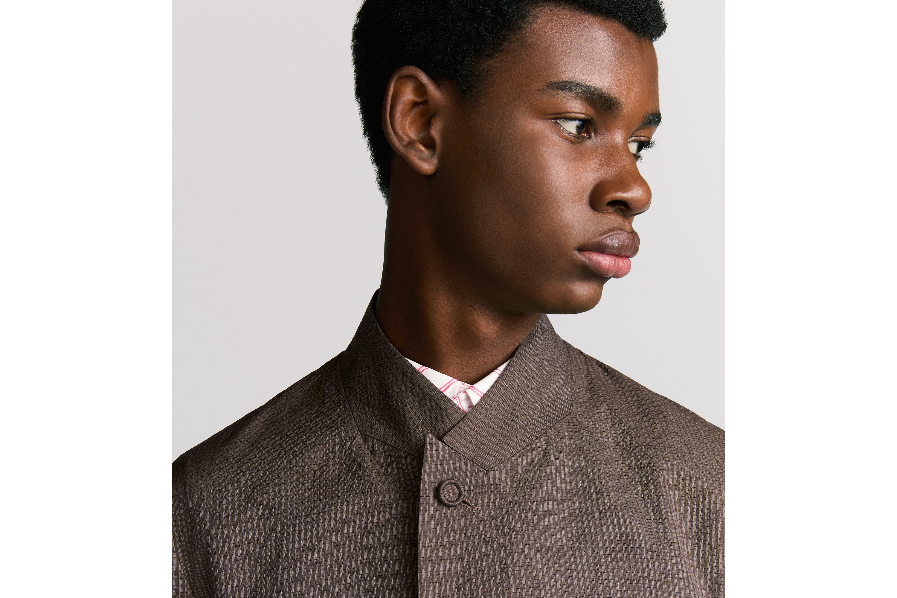 Colbert met knoop aan kraag Bruine gestreepte seersucker van een ...