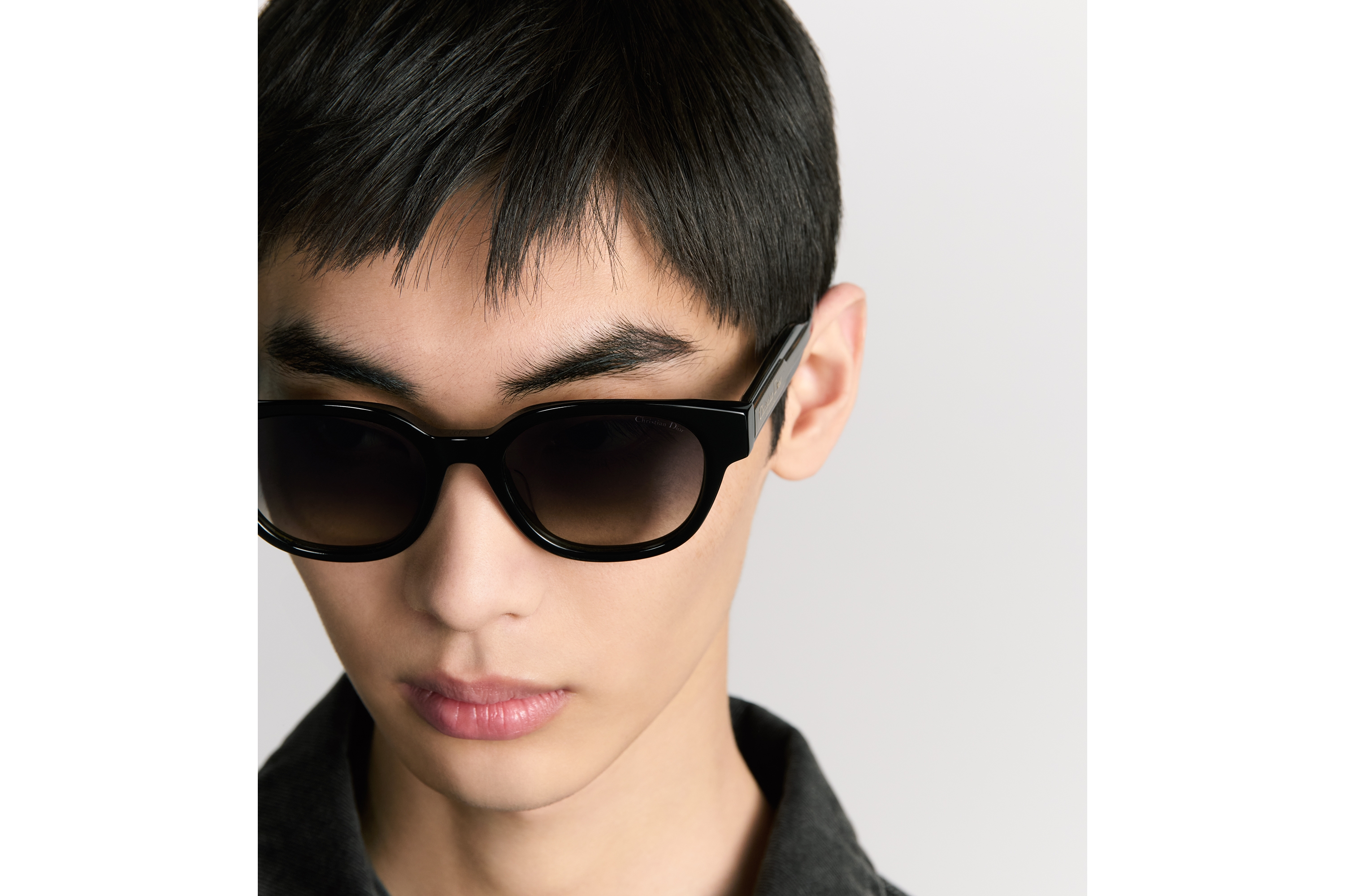 ป้าย Christian Dior R1F แว่นตากันแดดทรงแพนโทสสีดําและสีเบจ | DIOR