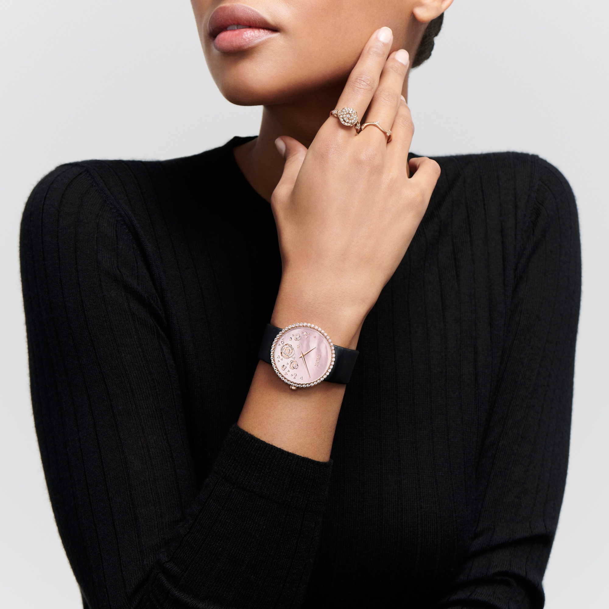 La D de Dior Rose Couture Ø 38 mm, oro rosa, madreperla rosa e diamanti ...