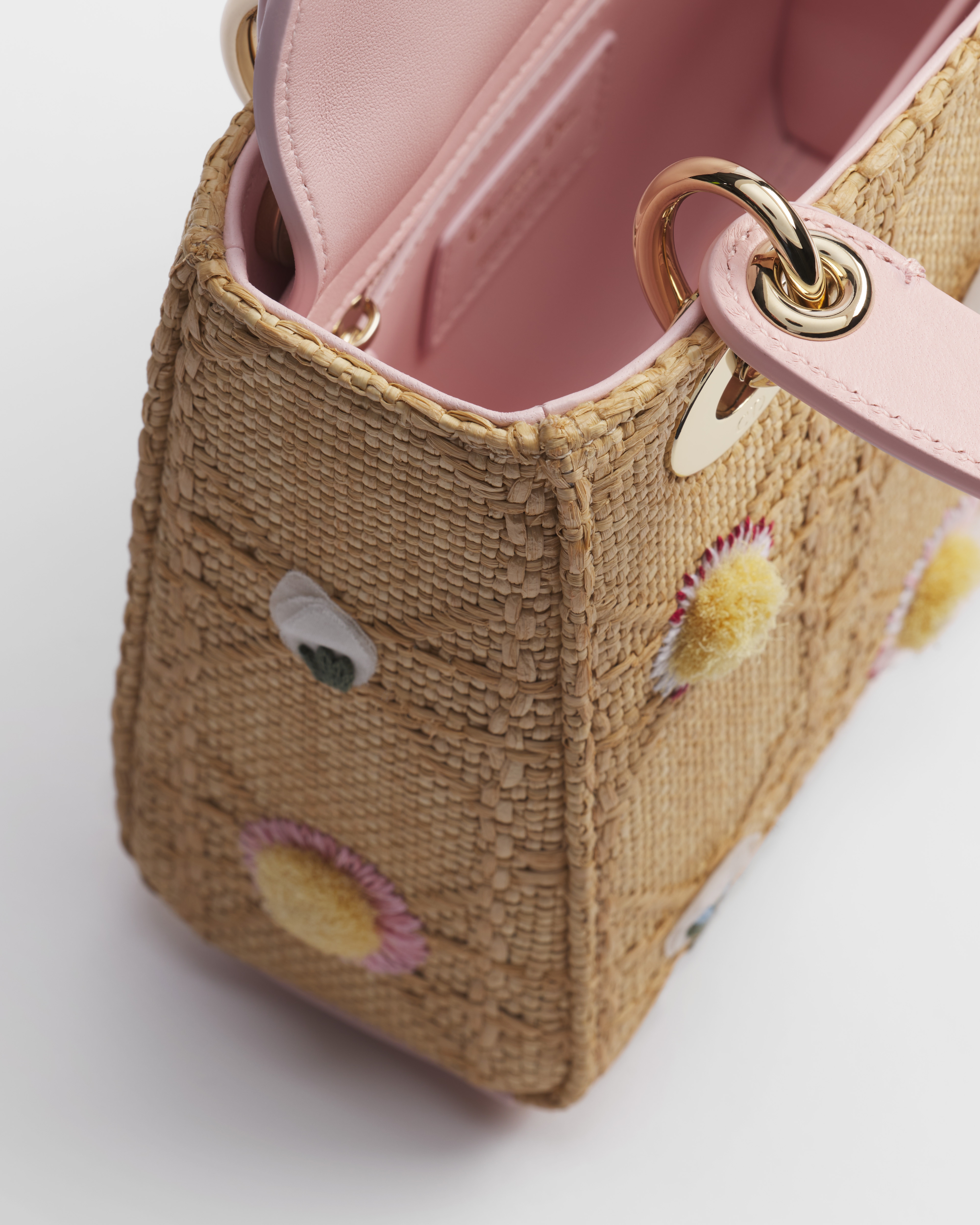 Lady Dior 迷你包附背帶 拉菲草效果 Cannage 籐格紋刺繡搭配拼色 Daisy Garden 圖案 | DIOR