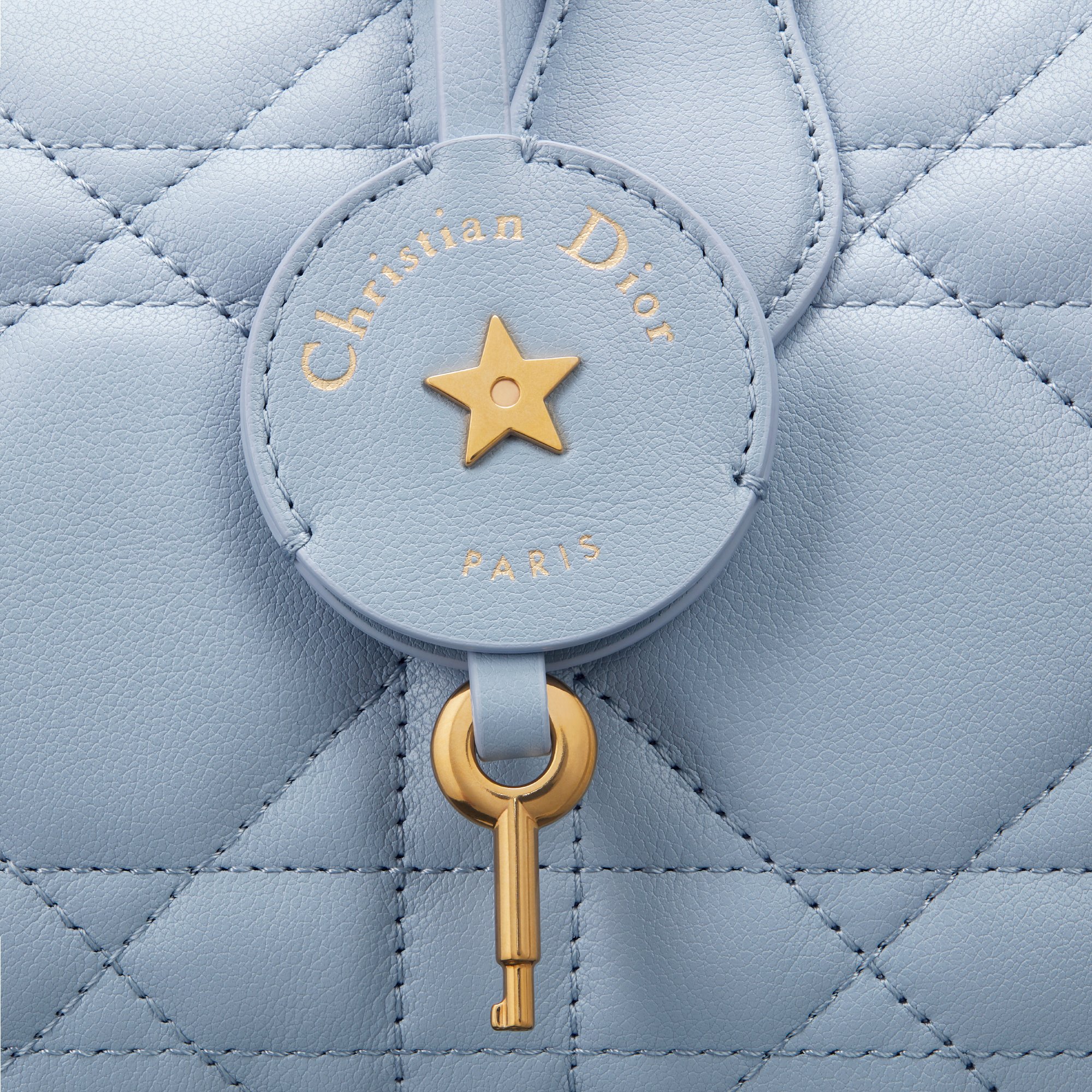 กระเป๋า Dior Groove 20 หนังลูกวัวลาย Macrocannage สีน้ำเงินอ่อน | DIOR