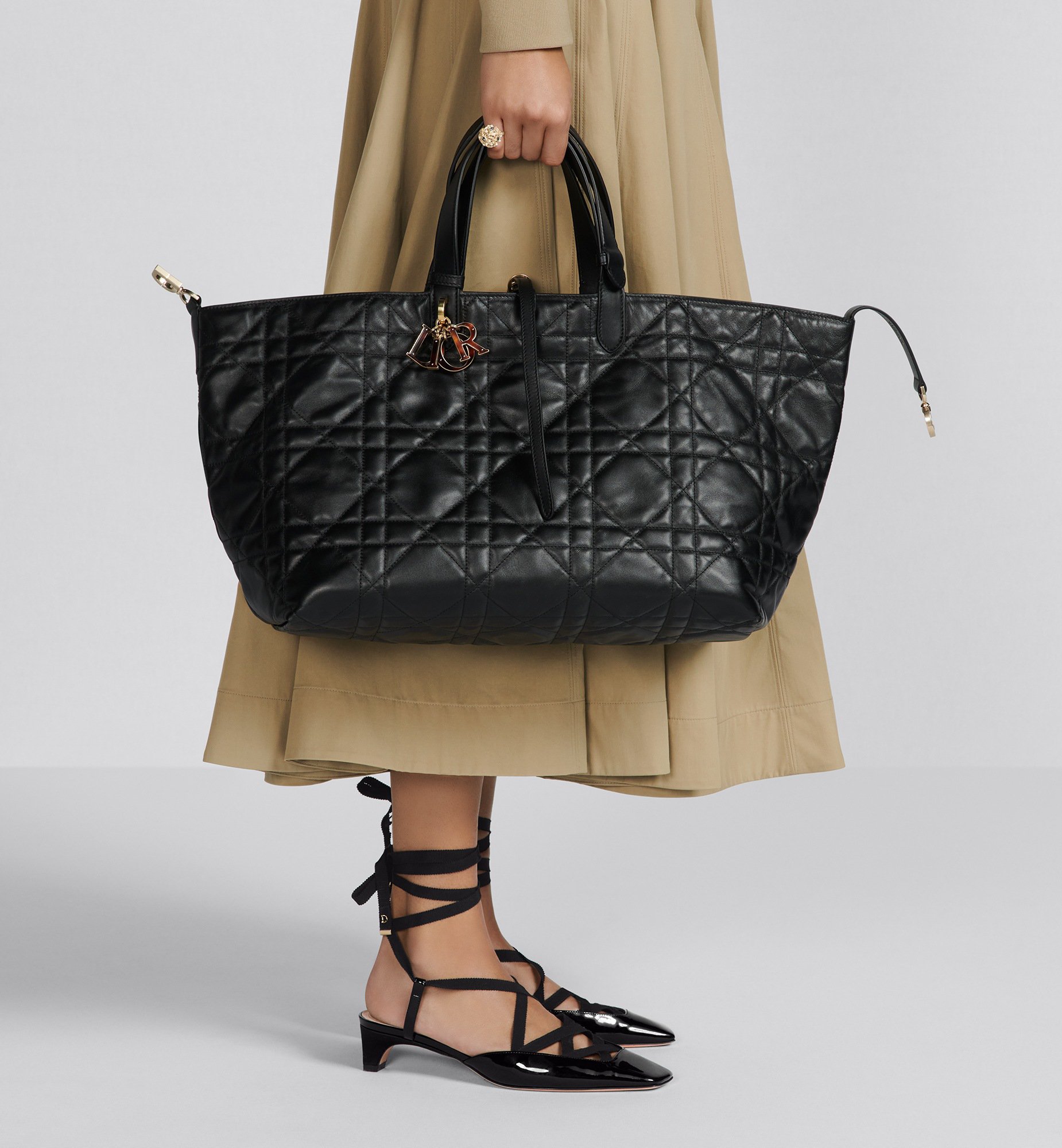 Grote Dior Toujours-tas Medium tan kalfsleer met Macrocannage-motief | DIOR