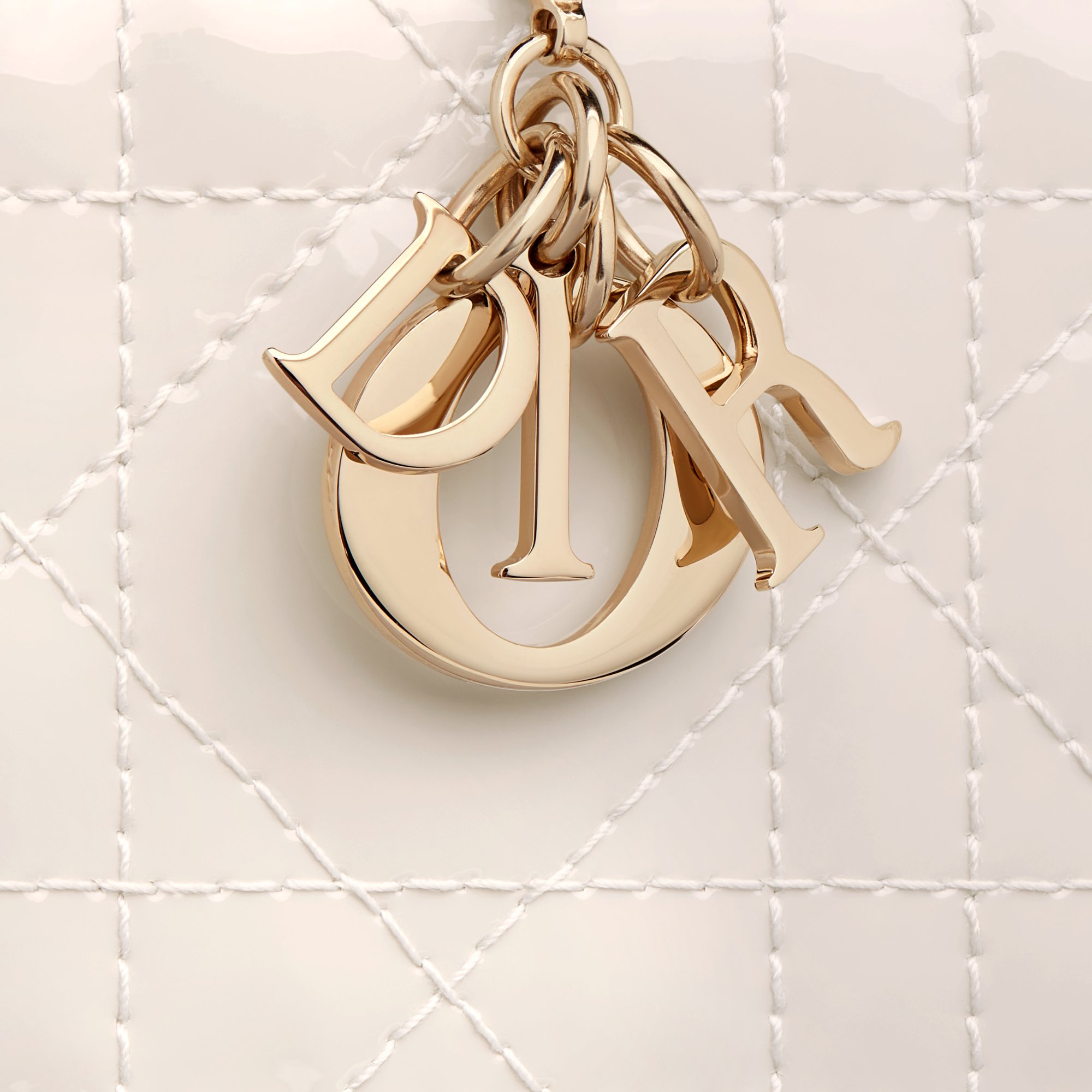 กระเป๋าใส่บัตร Lady Dior Jasmine หนังลูกวัวแบบหนังแก้วลาย Cannage สีขาว ...