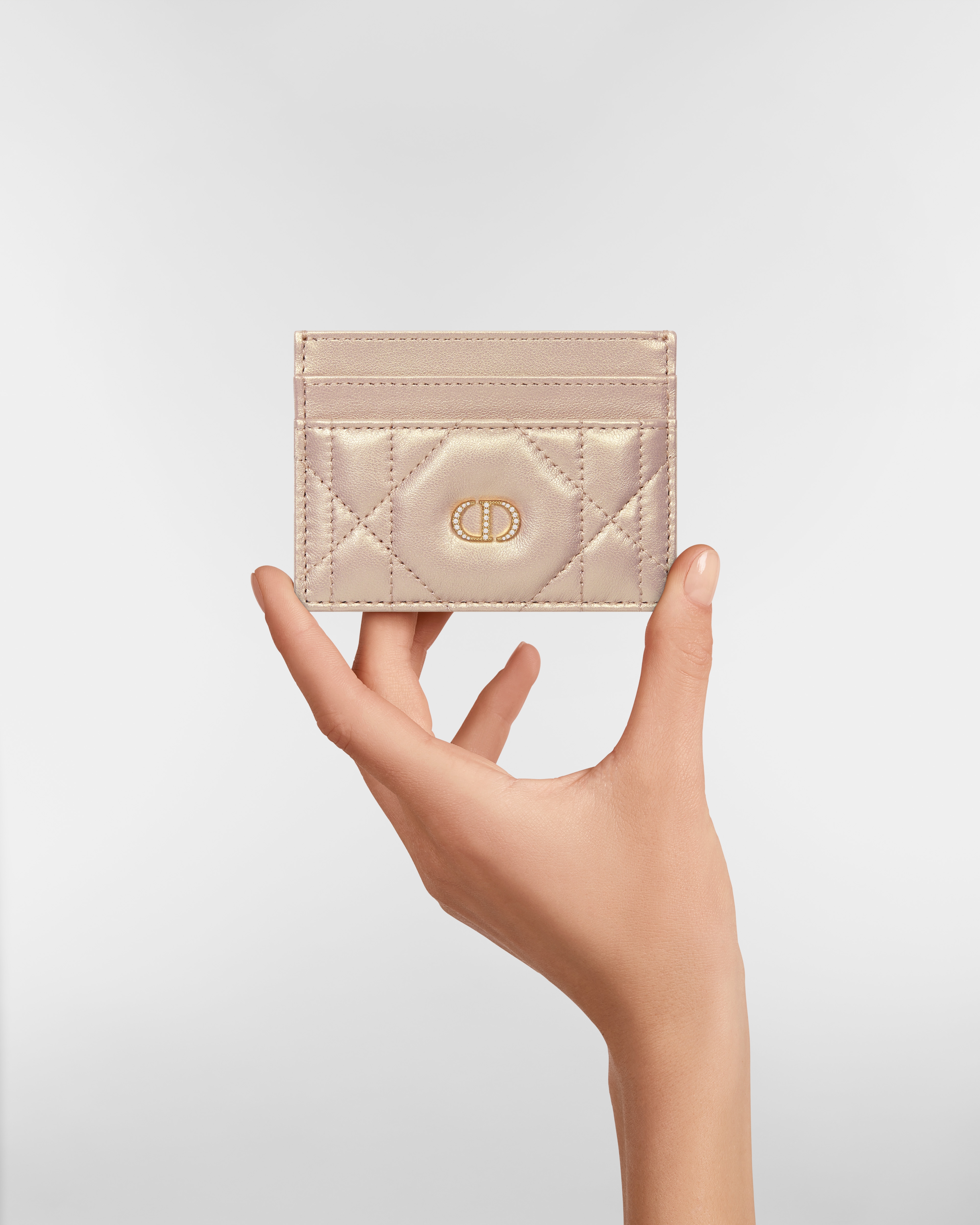 Porte-cartes Freesia Dior Caro Cuir d'agneau Macrocannage rose perlé | DIOR